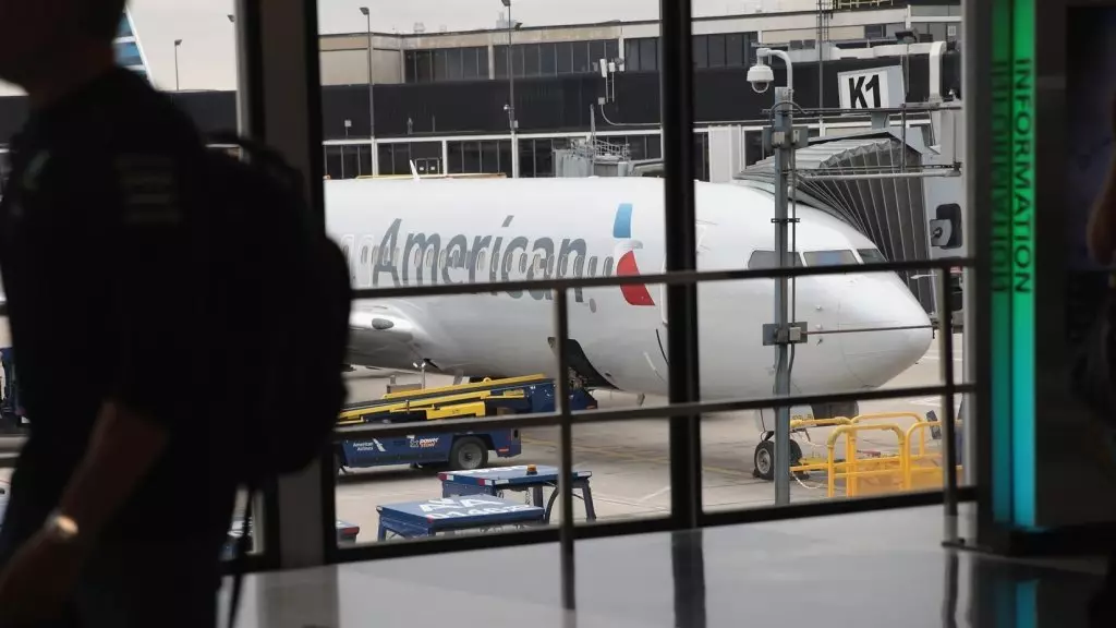 American Airlines nega ter abandonado um passageiro em uma cadeira de rodas durante a noite. Agora, a família responde