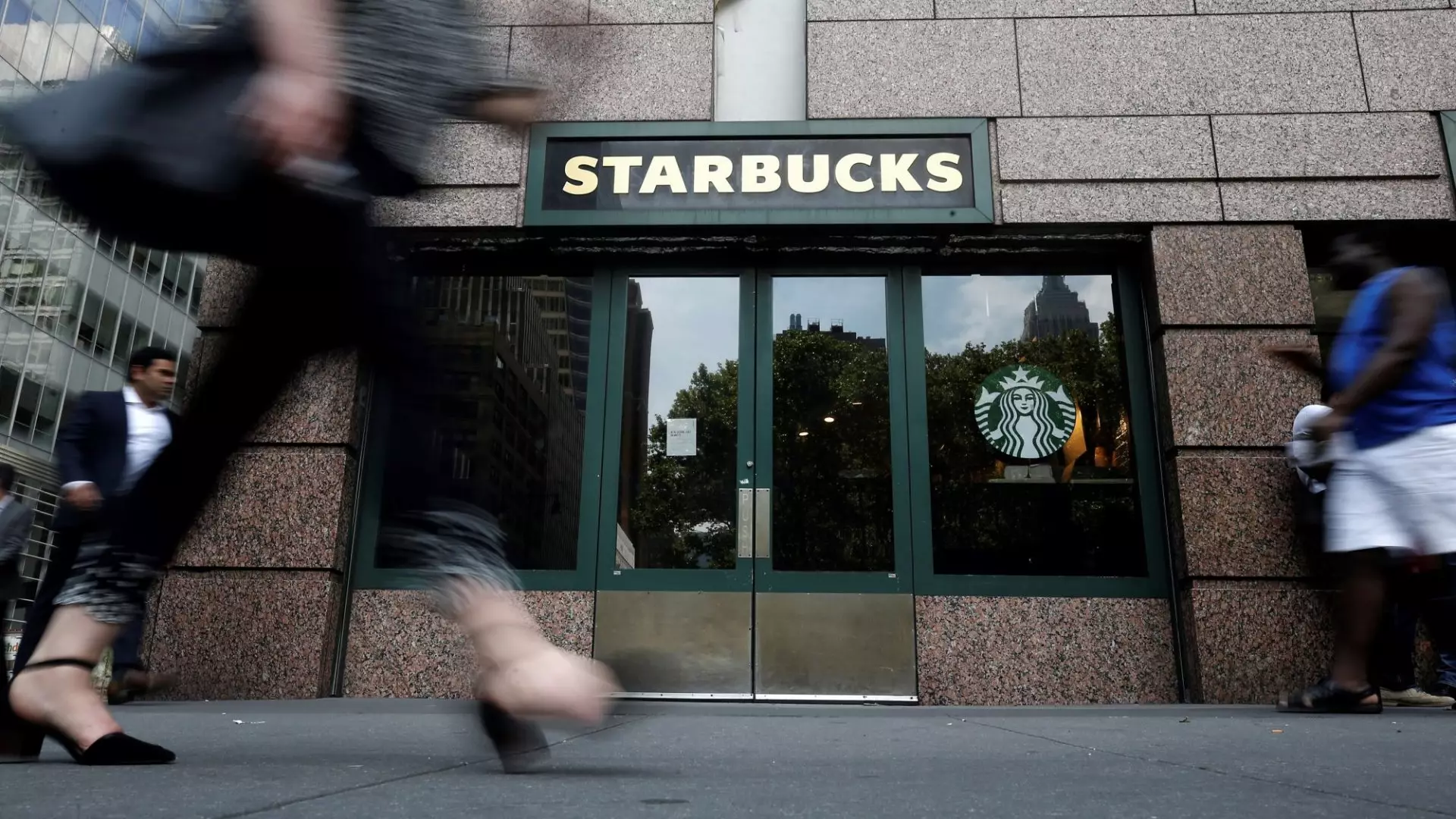 “Starbucks” işgärleri jynsparazlyk okuwynda “Reňk batyr” bolmaga çagyrýar