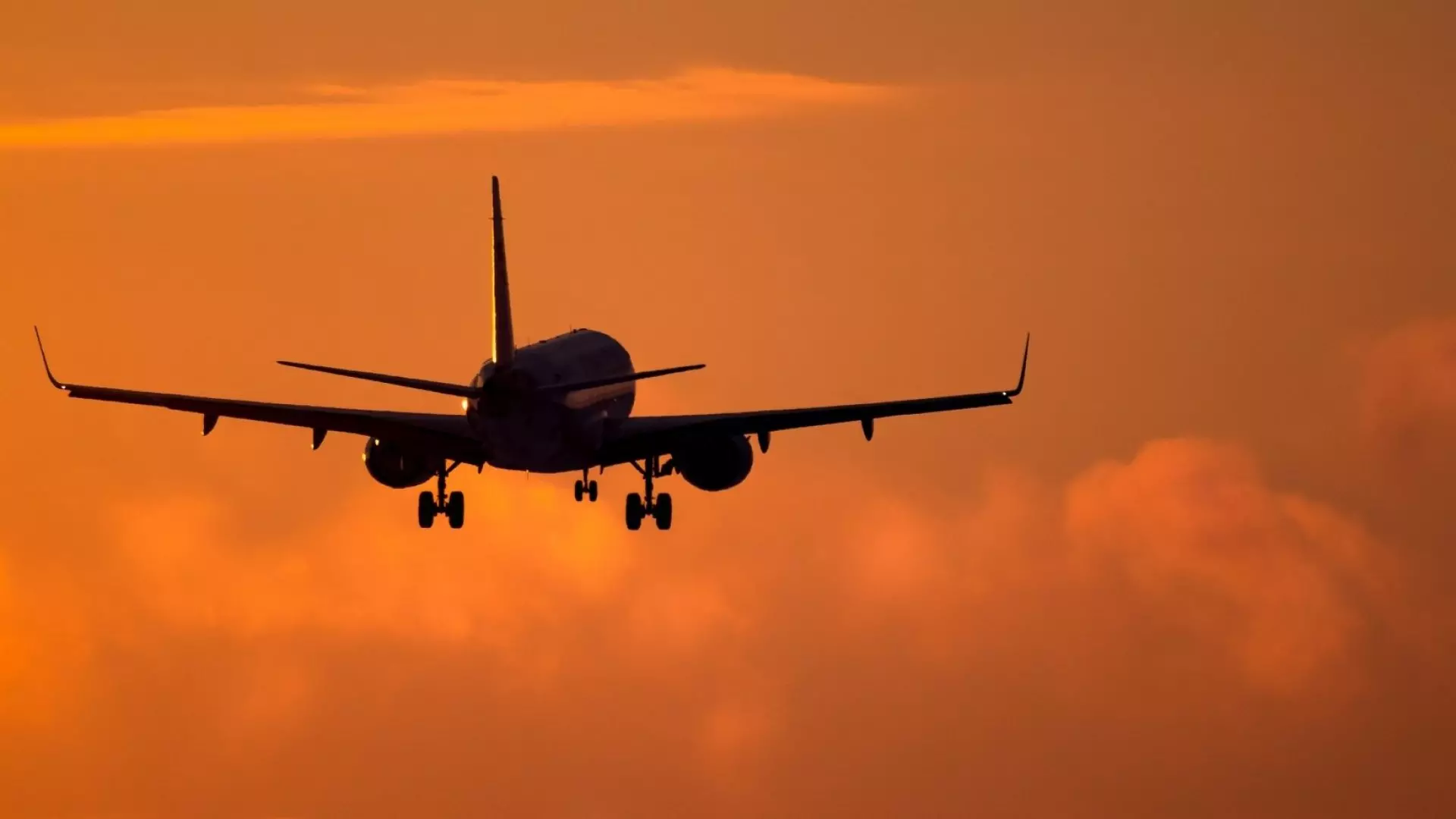 Det er ikke en solnedgang. Det er flyindustriens varme luft.