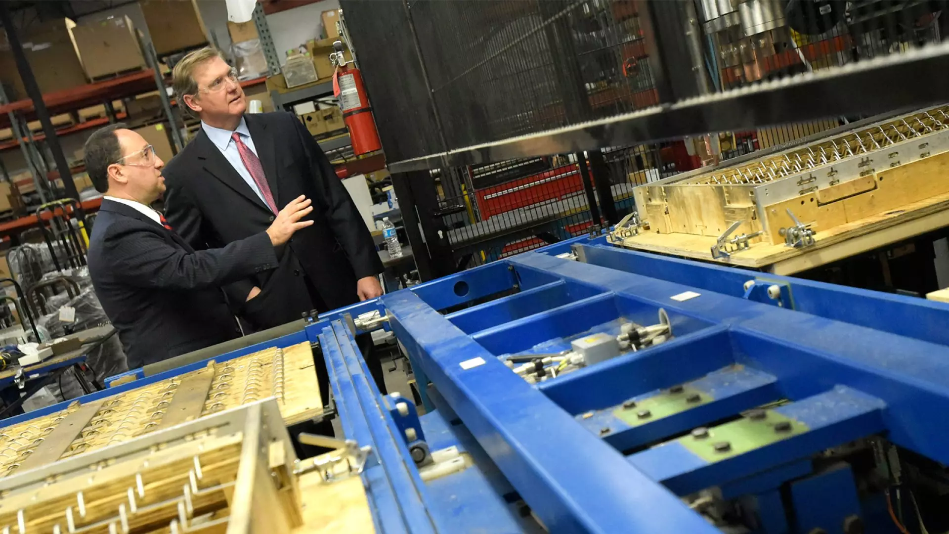 Marlin Steel CEO Drew Greenblatt (links) leidt een rondleiding door de Marlin Steel-fabriek in Baltimore.