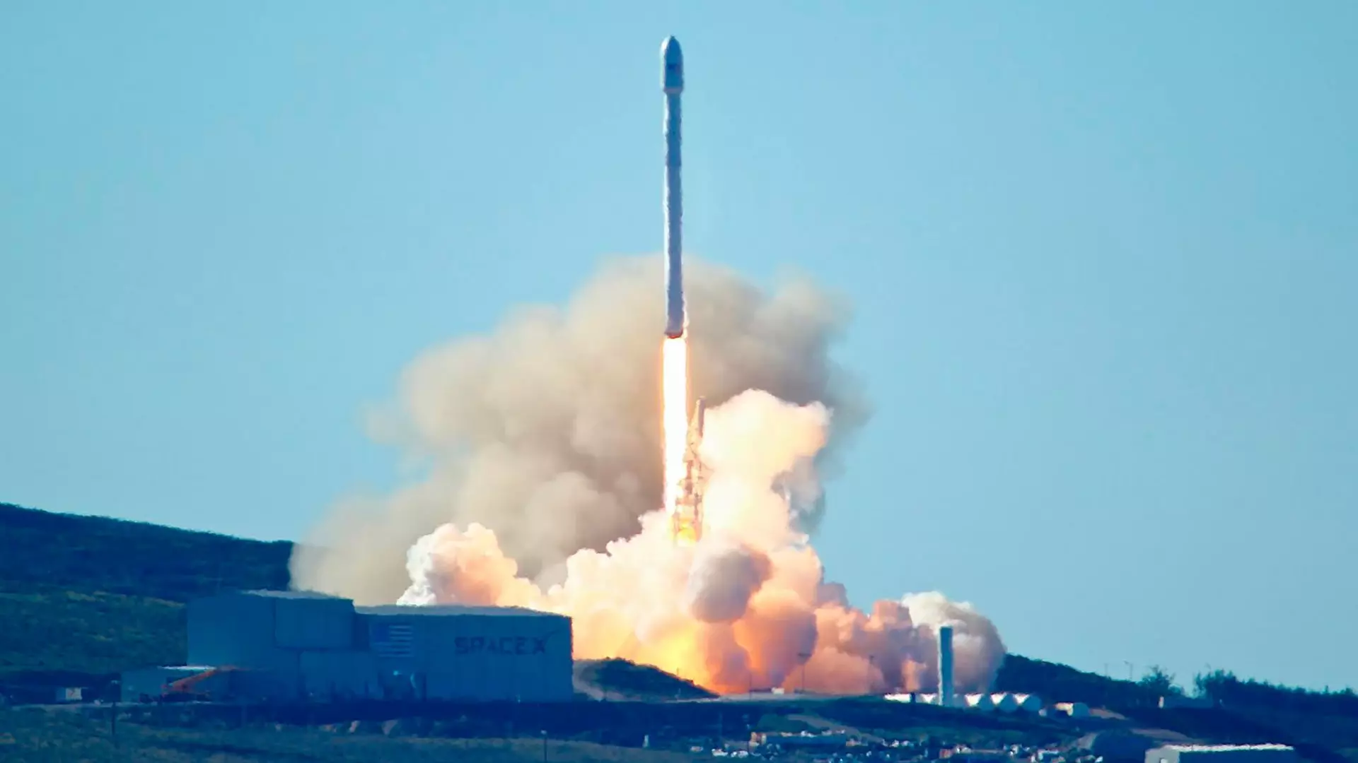 Space-X:s Falcon 9-raket med 10 satelliter skjuts upp vid Vandenberg Air Force Base, Kalifornien lördagen den 14 januari 2017. Tvåstegsraketen lyfte för att placera 10 satelliter i omloppsbana för Iridium Communications Inc. Ungefär nio minuter senare, den första etappen återvände till jorden och landade framgångsrikt på en pråm i Stilla havet söder om Vandenberg.