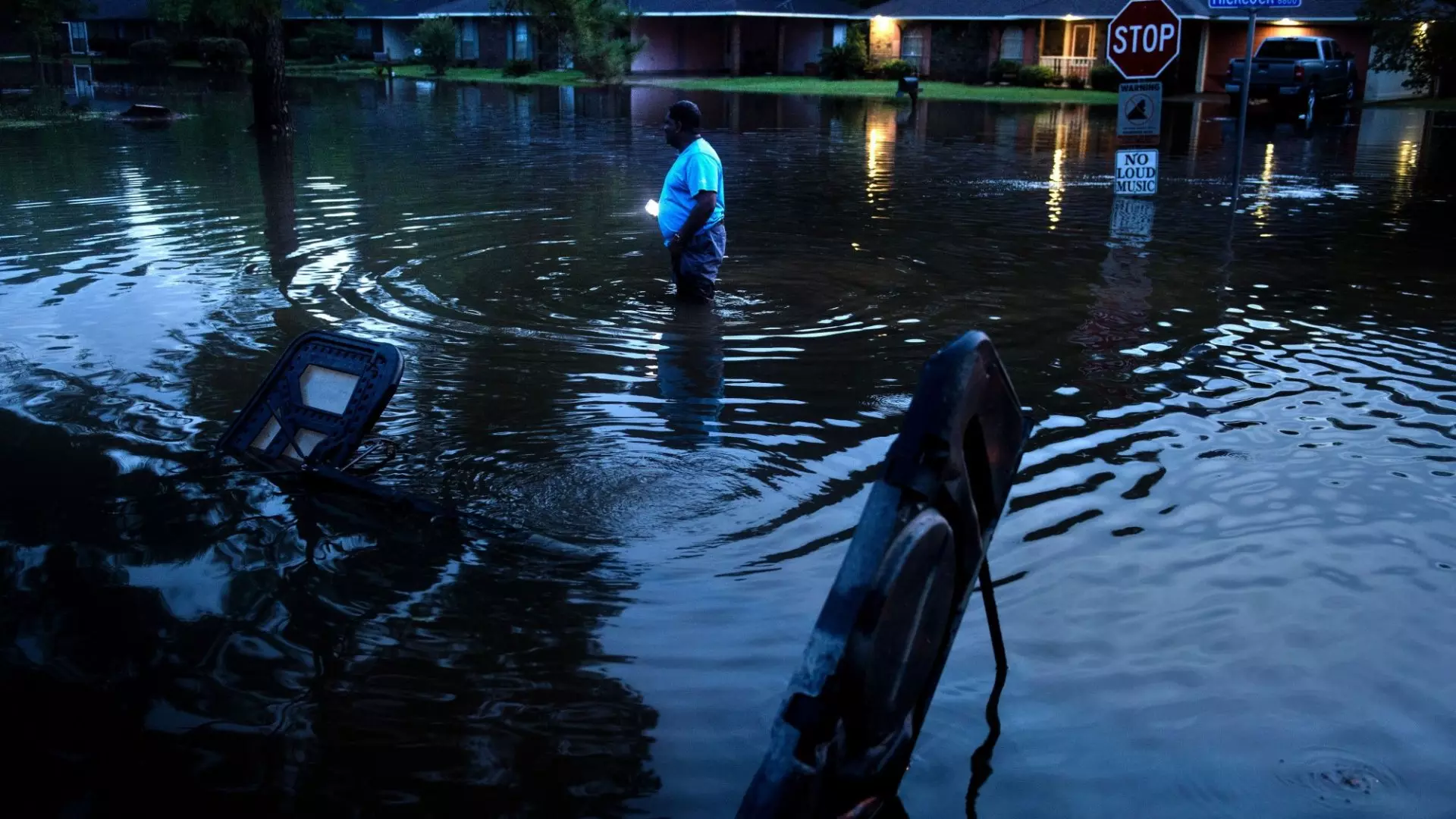 Umwuzure muri Louisiana wahitanye byibuze abantu 13, wirukana ibihumbi mu ngo zabo.