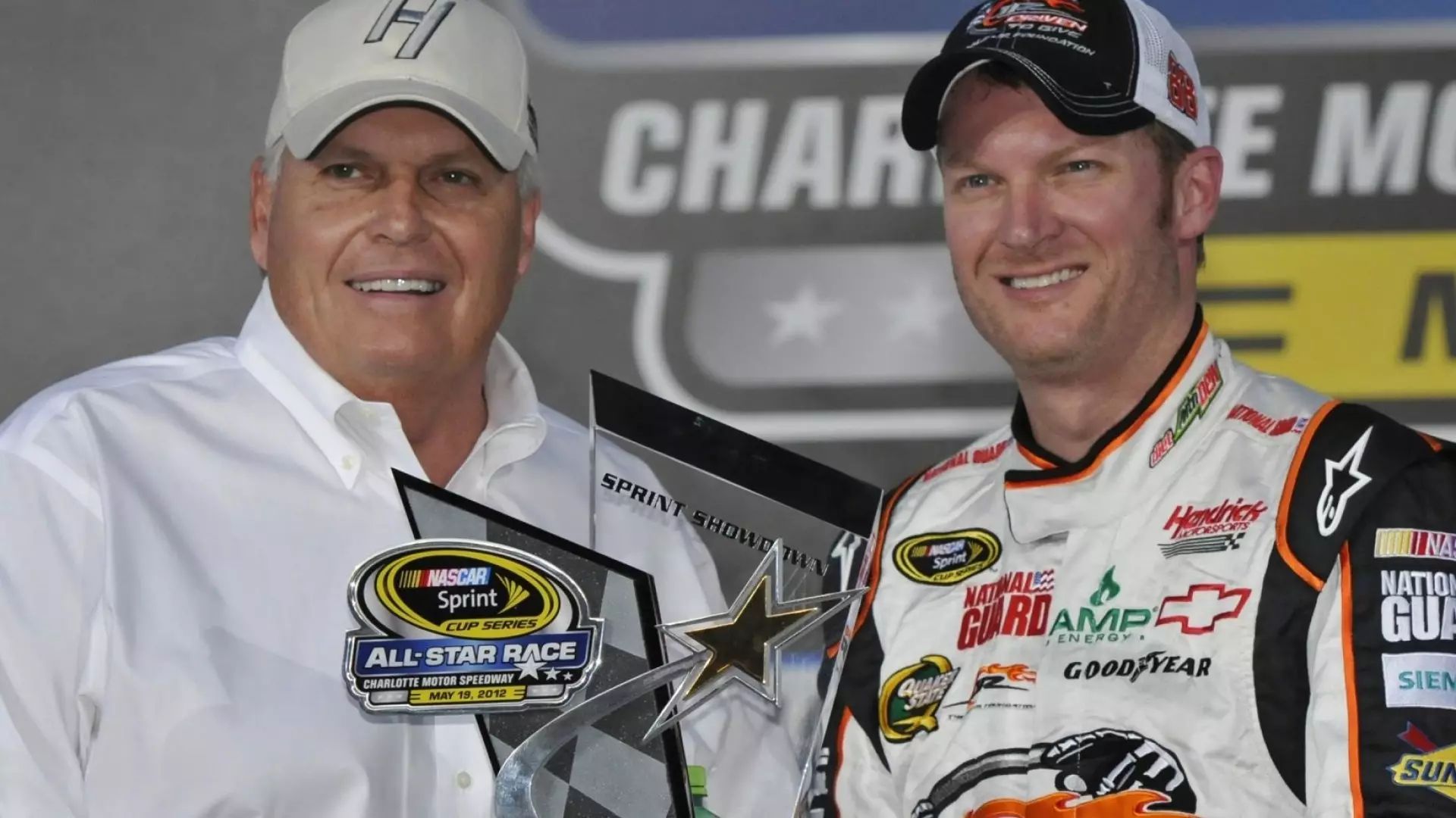 Xwediyê gerîdeyê Rick Hendrick, çep, di rêça serketinê de digel ajokar Dale Earnhardt Jr.