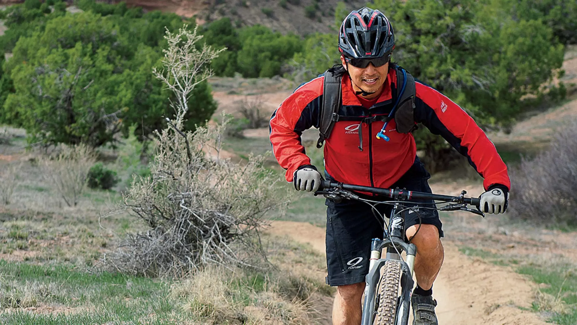 Генеральний директор Niner Bikes Кріс Сугай наполегливо тестує один із велосипедів своєї компанії.