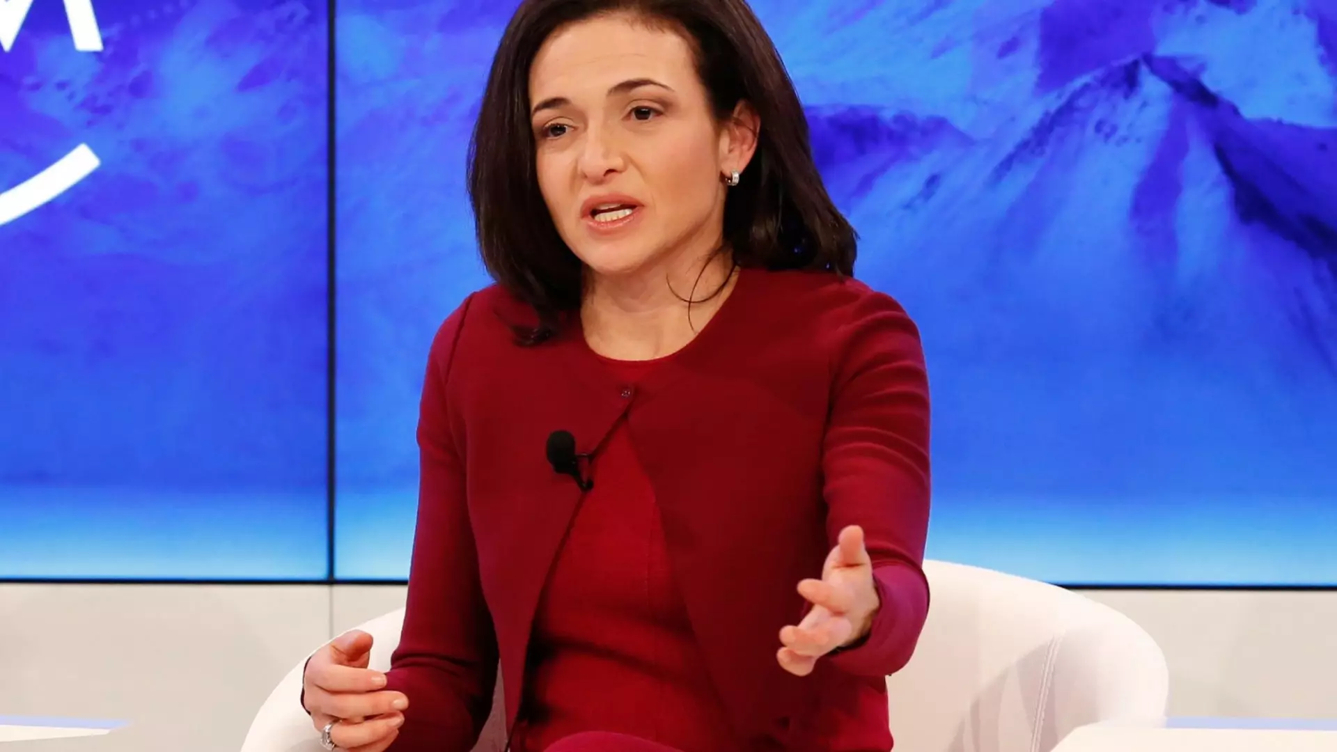 Sheryl Sandberg, shefi operativ i Facebook, flet në Davos.