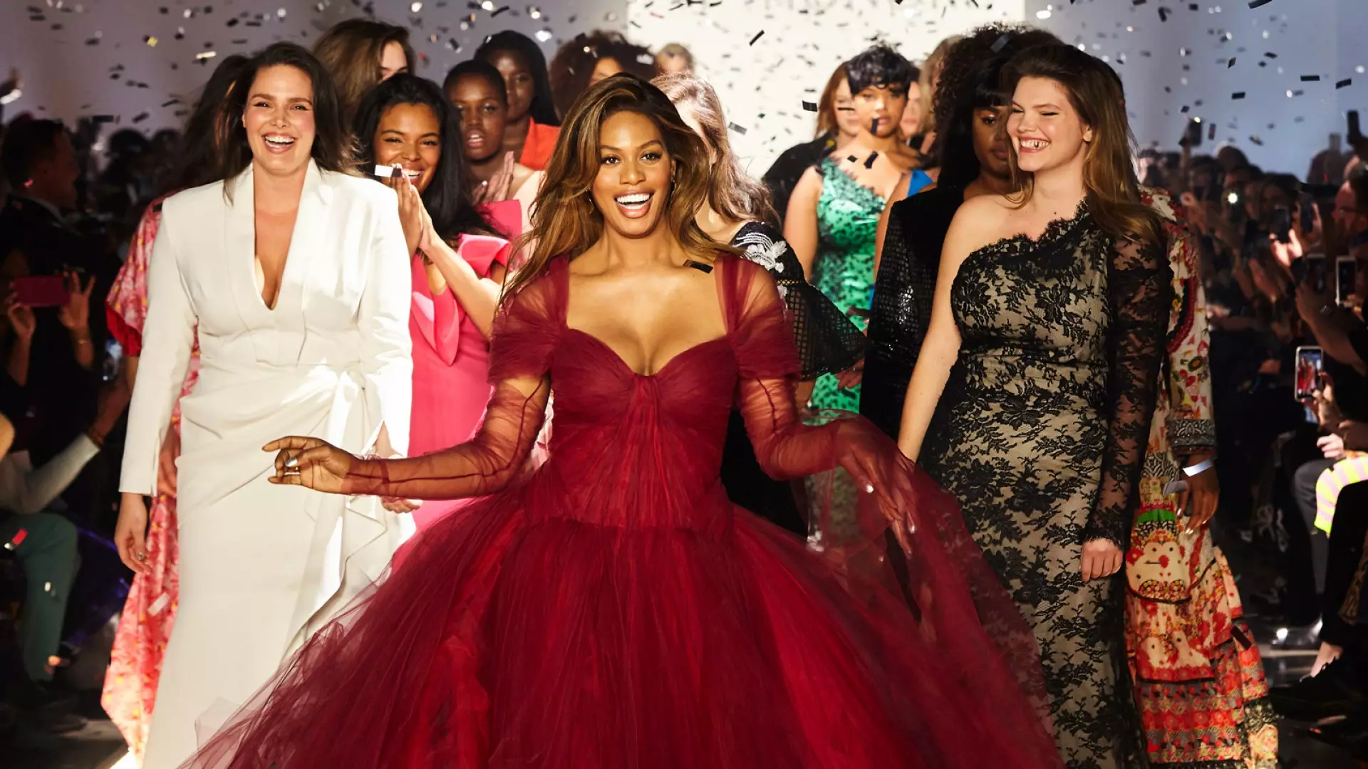 Laverne Cox spaceruje po wybiegu z innymi modelkami podczas pokazu mody 11 Honoré podczas New York Fashion Week.