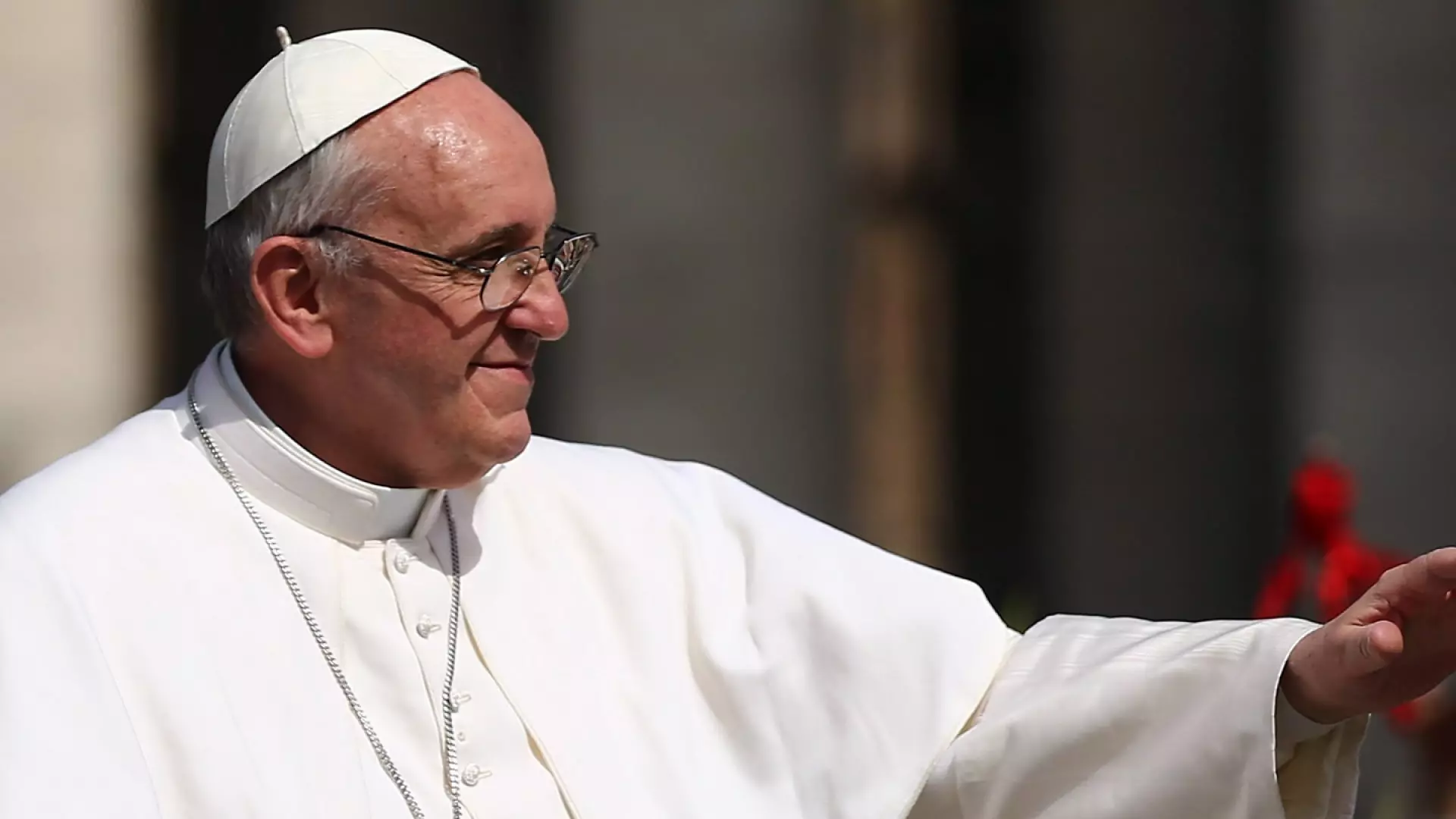 Si Pope Francis mikaway ngadto sa mga tawo atol sa usa ka biyahe libot sa St. Peter's Square human sa paghatag sa iyang panalangin atol sa Palm Sunday Mass niadtong Marso 24, 2013 sa Vatican City, Vatican.