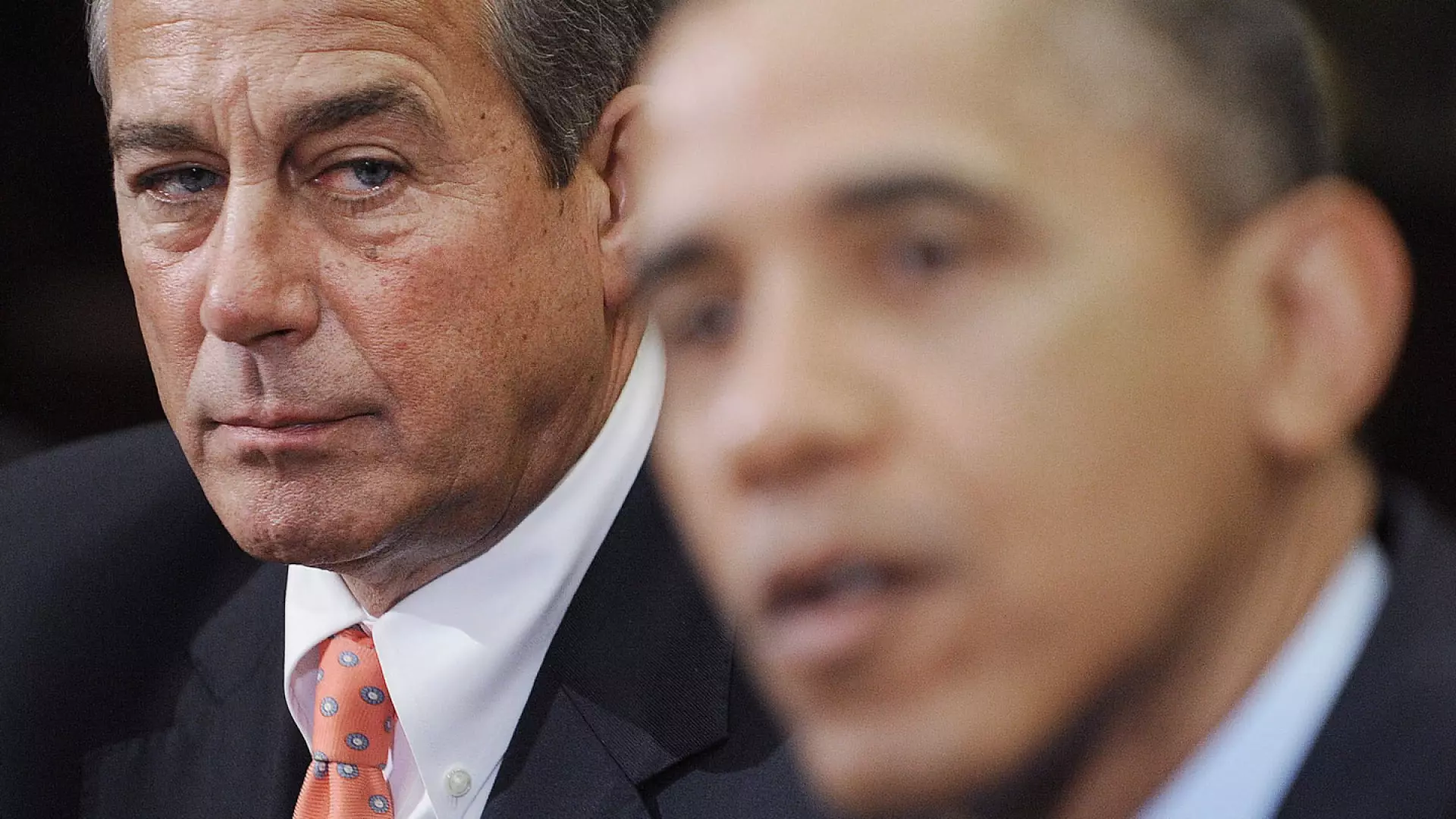 ປະທານສະພາຕ່ຳ ທ່ານ John Boehner ຮັບຟັງ ໃນຂະນະທີ່ປະທານາທິບໍດີ ສະຫະລັດ ທ່ານ Barack Obama ກ່າວຄຳປາໄສ ໃນລະຫວ່າງ ການພົບປະກັບກຸ່ມຜູ້ນຳລັດຖະສະພາສອງຝ່າຍ ທີ່ຫ້ອງ Roosevelt ຂອງທຳນຽບຂາວ ໃນວັນທີ 16 ພະຈິກ 2012 ທີ່ກຸງວໍຊິງຕັນ ດີຊີ.