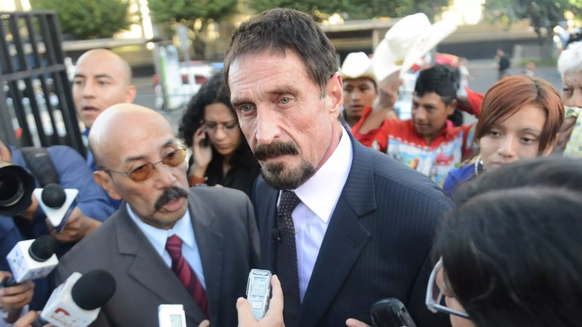 El pionero del software antivirus estadounidense John McAfee responde a las preguntas de los periodistas frente a la Corte Suprema en la Ciudad de Guatemala el 4 de diciembre de 2012.