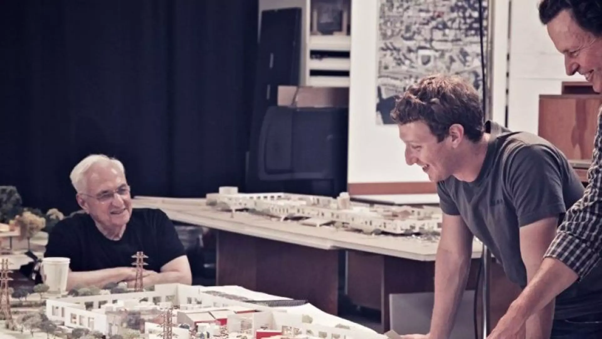 Breathnaíonn bunaitheoir Facebook Mark Zuckerberg agus an t-ailtire Frank Gehry ar na pleananna.