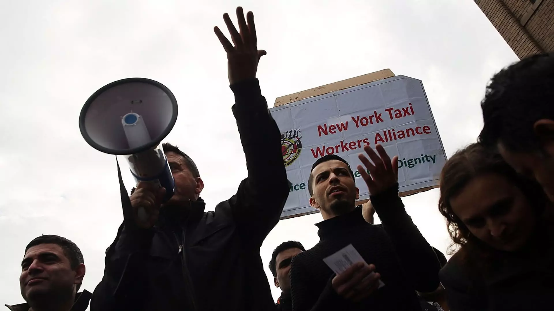 Uber vadītāju pārstāvji uzstājas protesta akcijā Ņujorkā 2016. gadā.