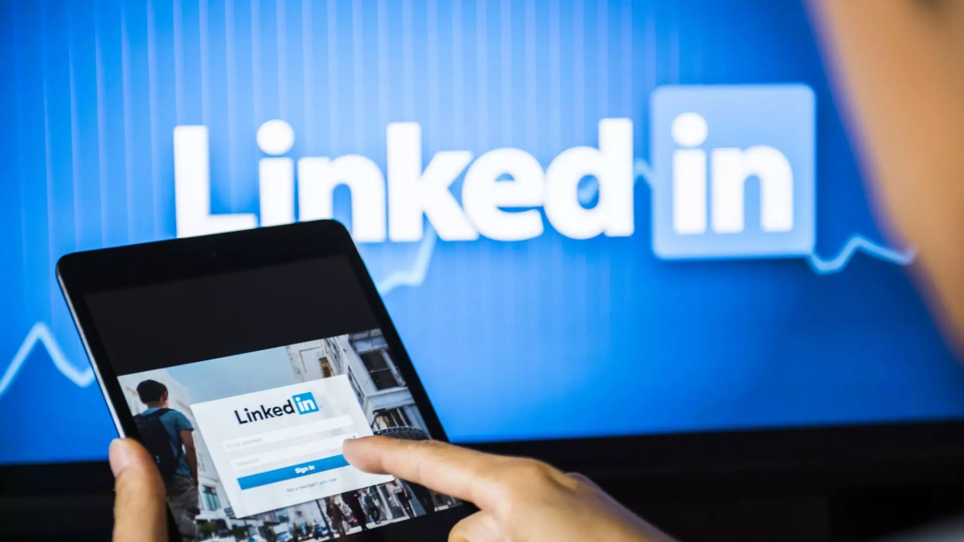 Sut i Edrych yn Gyfeillgar yn Eich Llun LinkedIn, Yn ôl Seicoleg