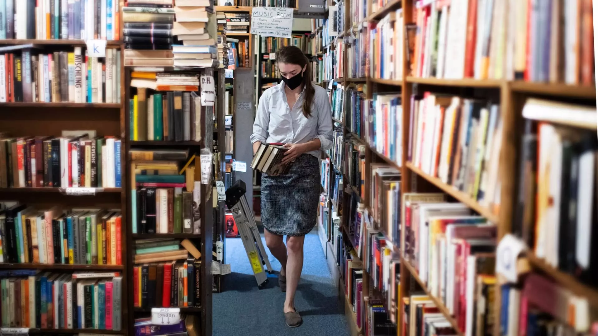 Hélène Golay emmagatzema inventari a Capitol Hill Books a Washington, D.C., l'1 de juny, el dia que la botiga va reobrir als clients interiors després d'estar tancada durant diversos mesos a causa del Covid-19.