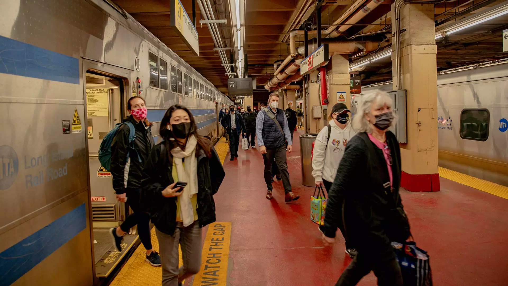 Wasafiri wanatoka kwenye treni ya Long Island Rail Road kwenye Kituo cha Pennsylvania huko New York mwezi wa Mei.