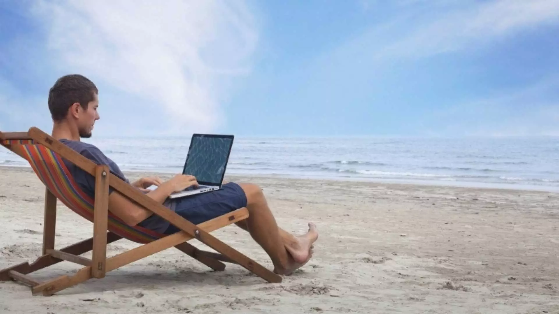 Sådan slapper du af på stranden, mens du arbejder på et fuldtidsjob