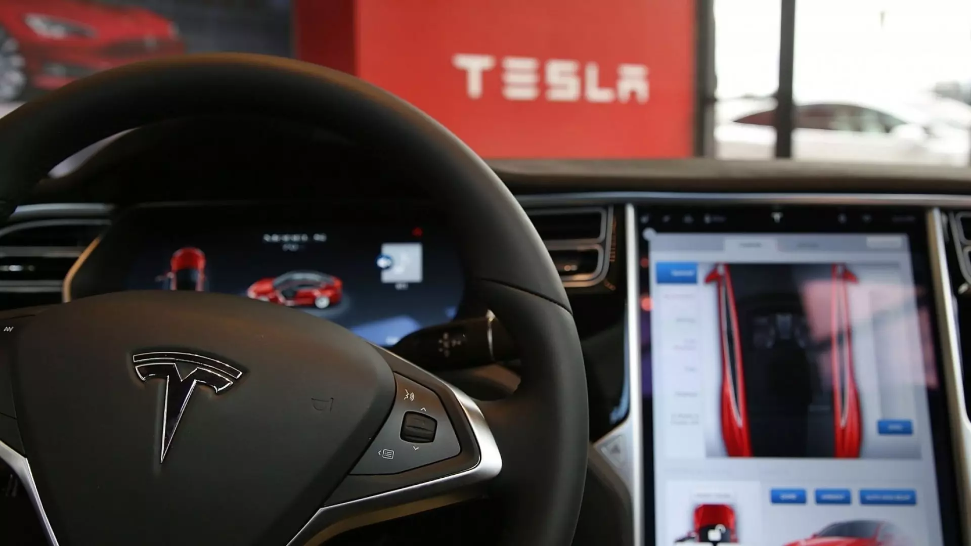 Kalifornien Polizisten hunn erausfonnt wéi een Tesla am Autopilot stoppen wärend de Chauffer hannert dem Rad schléift