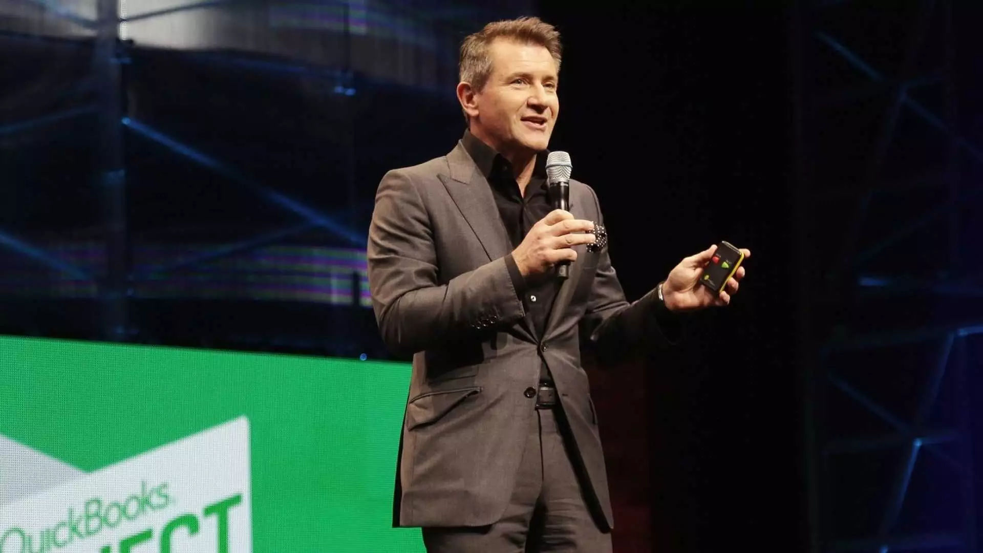 Hanyar Robert Herjavec ta Tabbatar da 'Shark Tank' don Tsaye