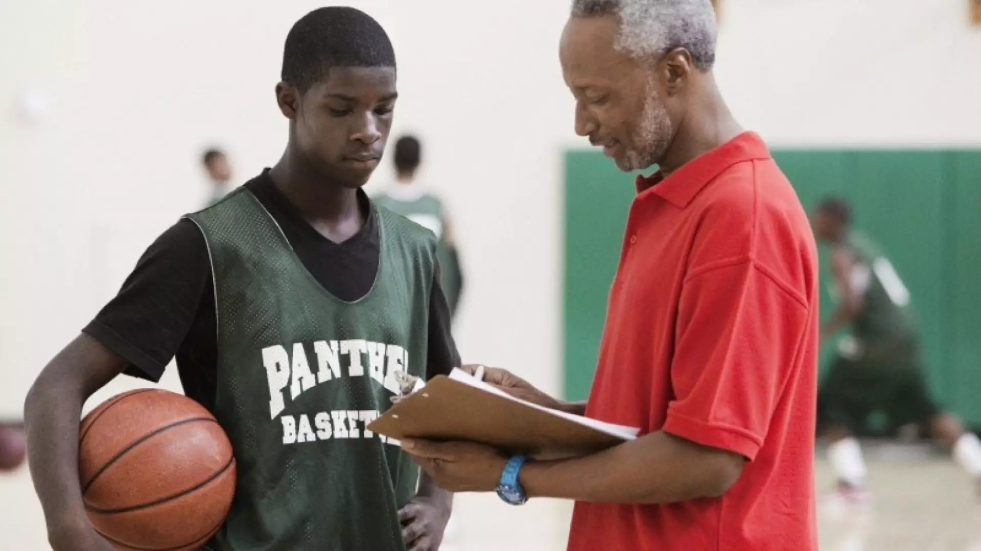 Kion Ludado kaj Trejnado de Basketbalo Instruis Min Pri Livero de Kritiko