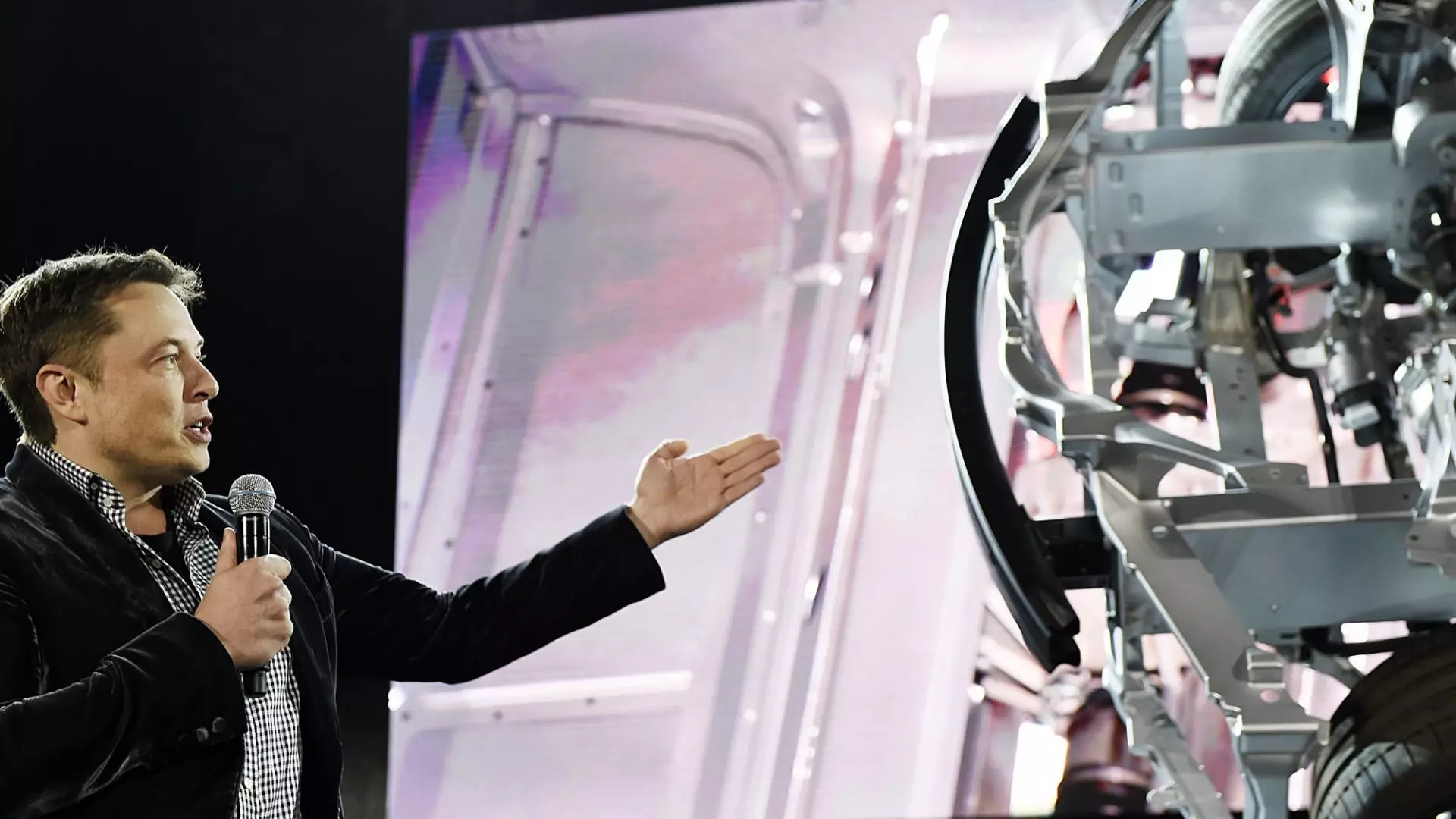 Илон Маск адамзатты жаман машиналардан кантип сактап жатат