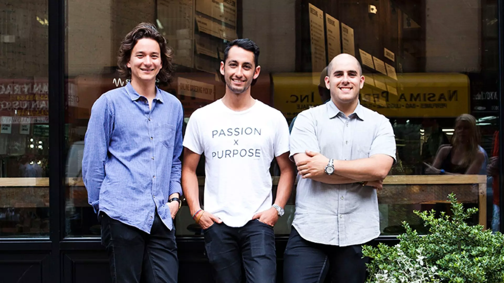 Sweetgreen의 공동 설립자 Nathaniel Ru, Jonathan Neman 및 Nicolas Jammet이 뉴욕 시 NoMad 지역에 있는 자신의 위치 앞에 있습니다.