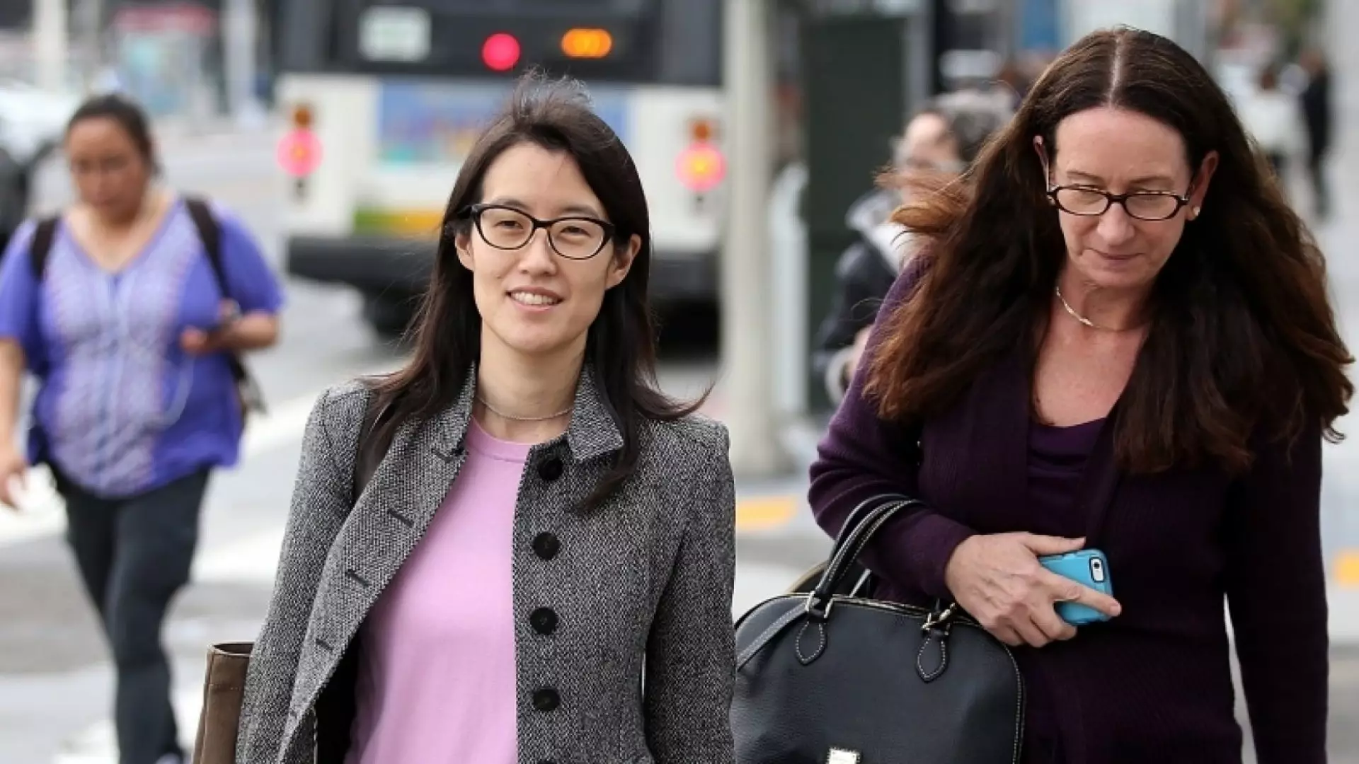 Cén Fáth a bhFuil Gach Duine Droch i gCás Ellen Pao