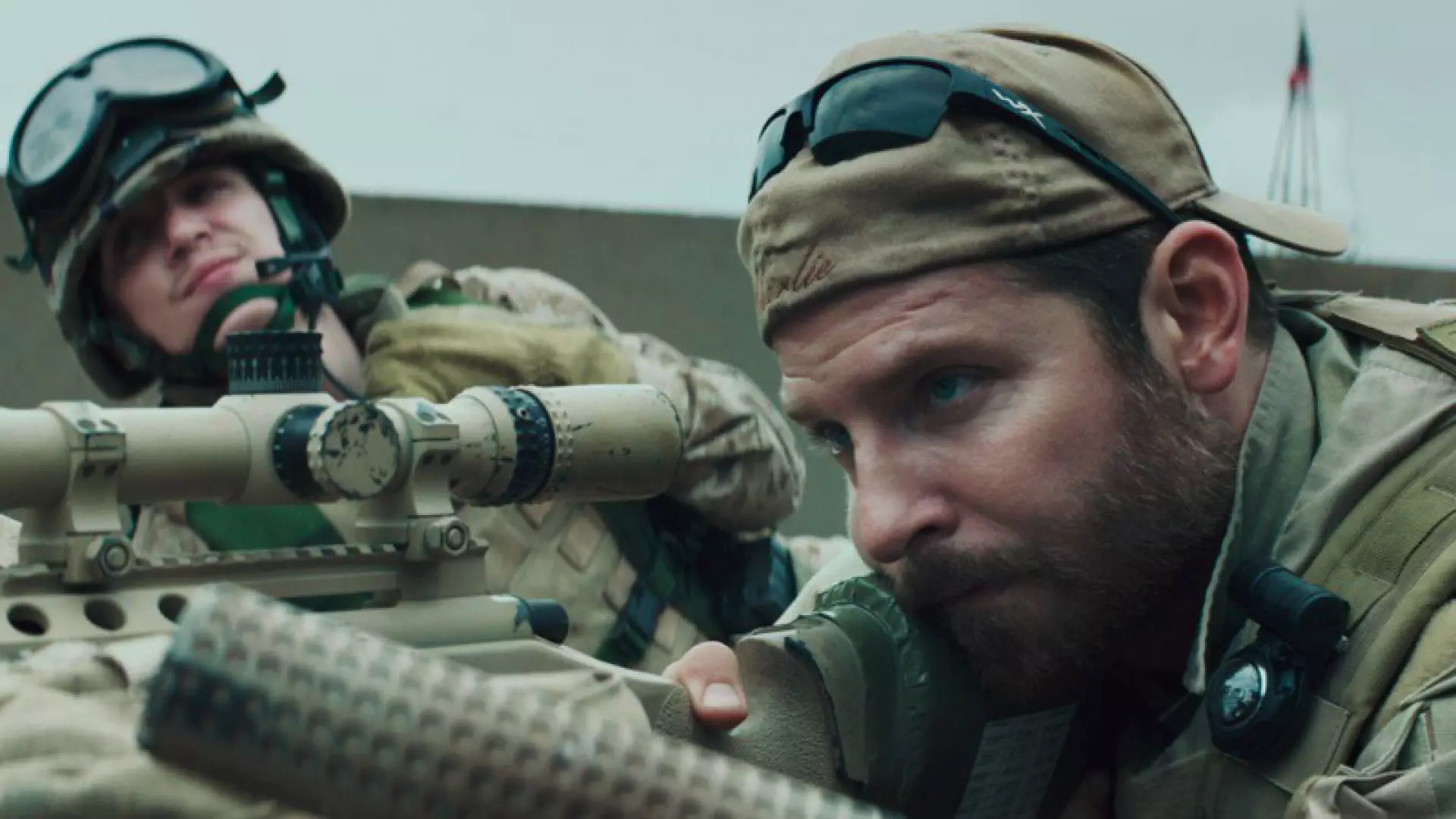 'American Sniper' နှင့် Navy SEAL Chris Kyle ၏ Bradley Cooper ၏ စိတ်လှုပ်ရှားဖွယ် သရုပ်ဖော်ပုံ