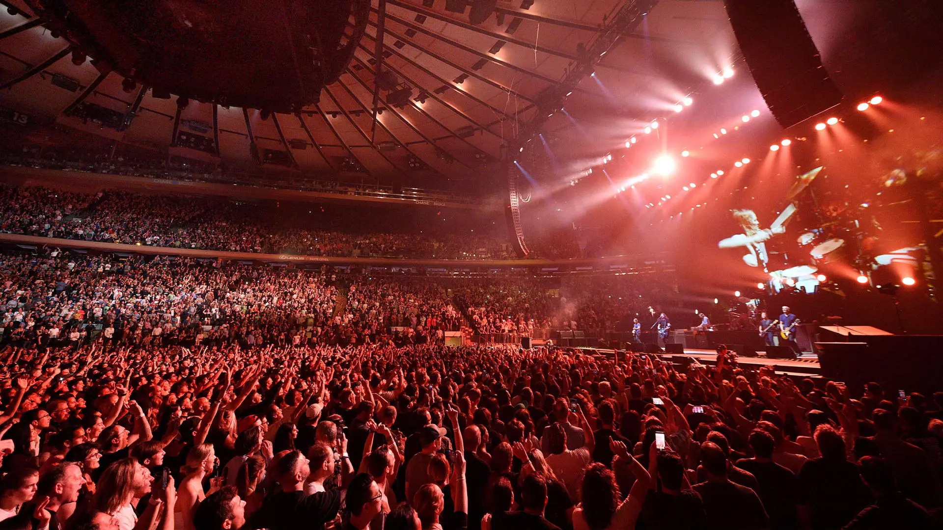 Los Foo Fighters reabren el Madison Square Garden el 20 de junio de 2021 en la ciudad de Nueva York. El concierto, con todos los asistentes vacunados, es el primero en un estadio de Nueva York que se realiza a pleno rendimiento desde marzo de 2020, cuando la pandemia provocó el cierre de las salas de espectáculos en vivo.