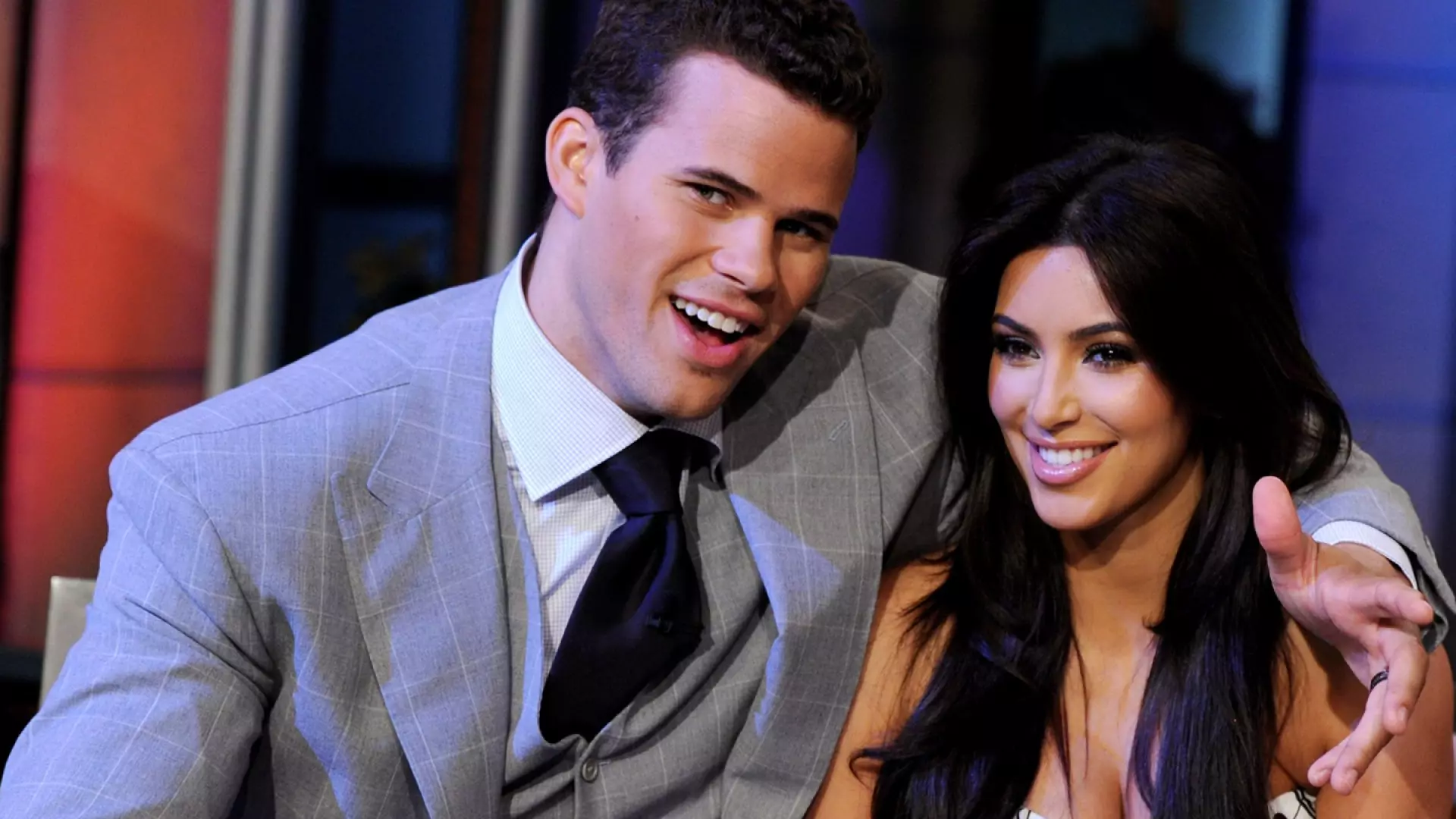 Jwè NBA Kris Humphries ak madanm li, pèsonalite televizyon reyalite Kim Kardashian parèt nan emisyon Tonight With Jay Leno nan NBC Studios nan dat 4 oktòb 2011 nan Burbank, Kalifòni.