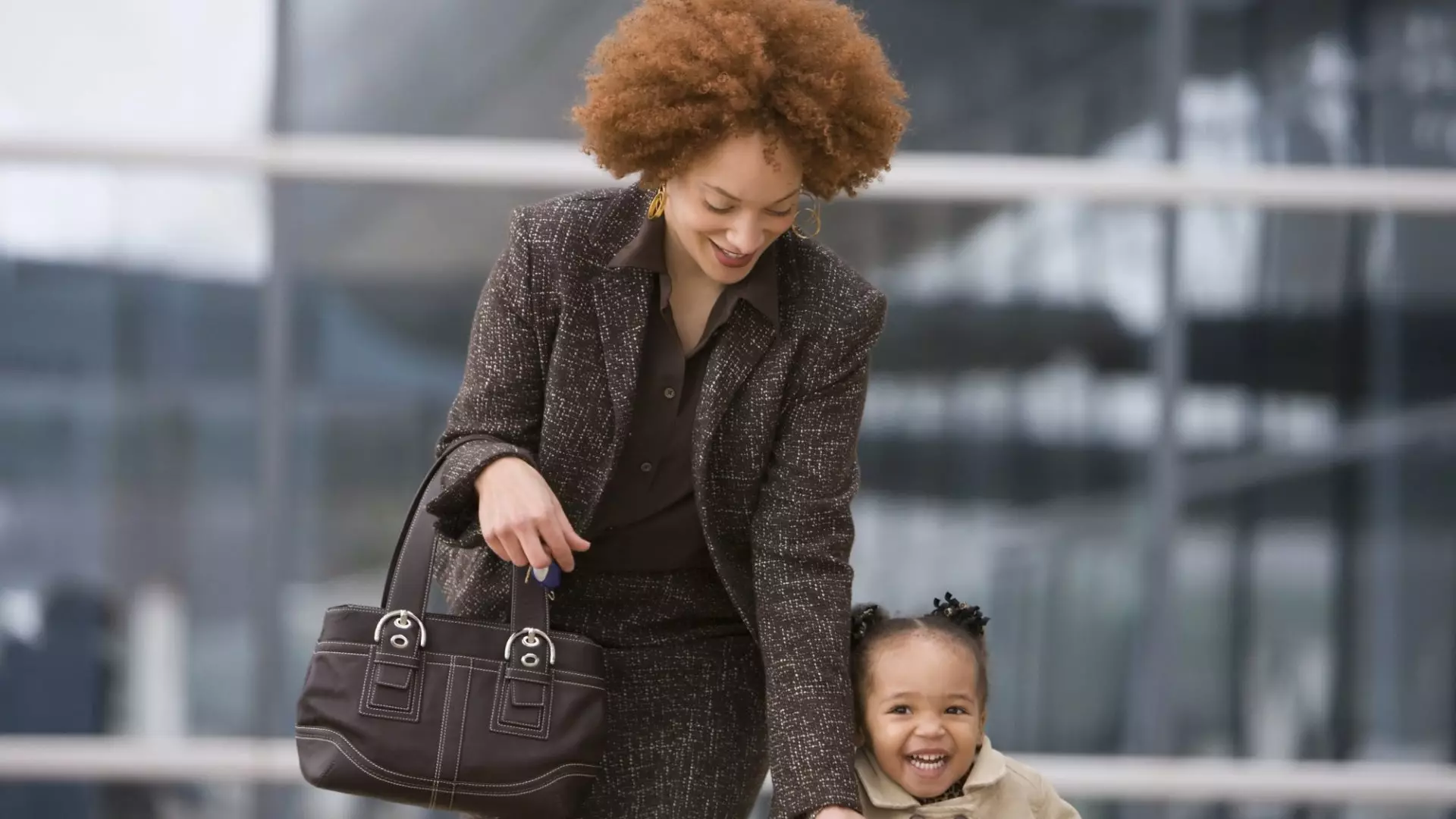 Estudo de Harvard: filhos de mães trabalhadoras crescem tão felizes quanto mães que ficam em casa