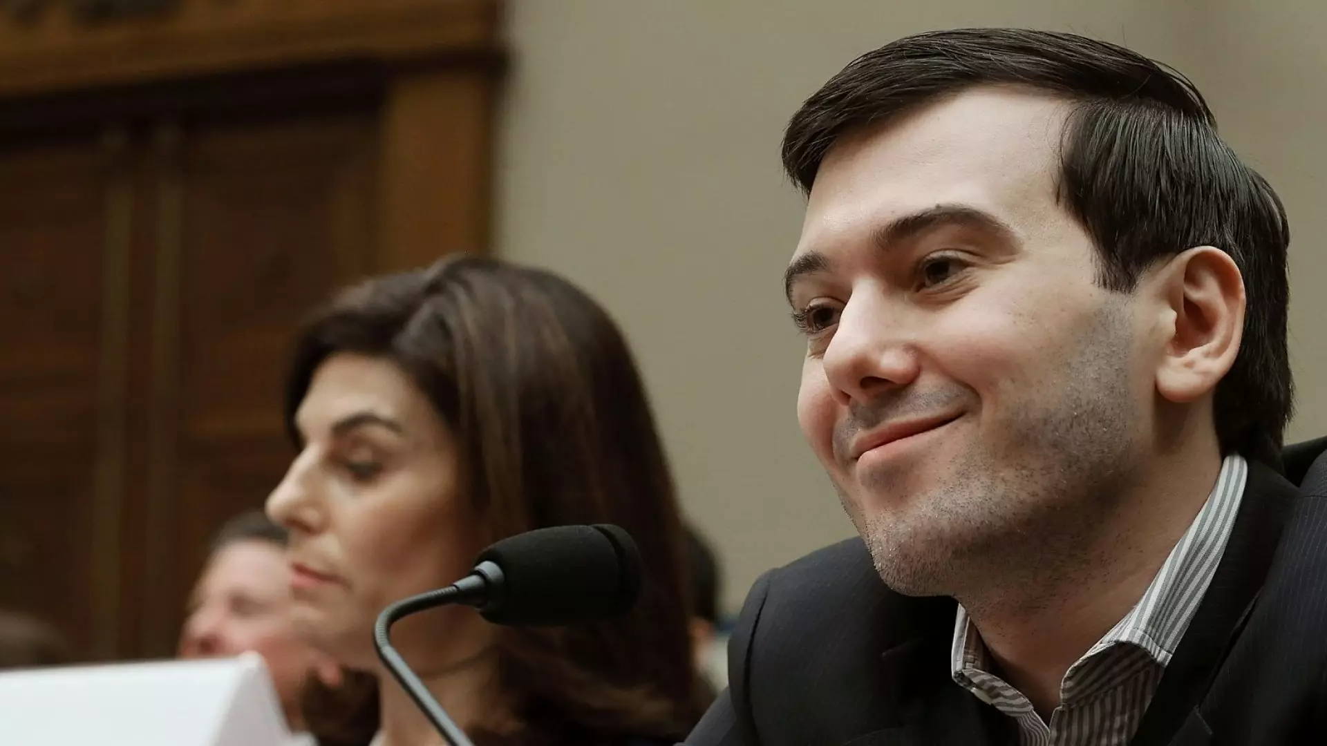 Martin Shkreli, Turing Pharmaceuticals LLC:n entinen toimitusjohtaja, hymyilee samalla kun hänen tukenaan oli Nancy Retzlaff, Turing Pharmaceuticals LLC:n kaupallinen johtaja House Oversight and Government Reform Committeen kuulemisessa Capitol Hillissä 4.2.2016 Washington DC:ssä. Shkreli vetosi 5. muutosoikeuteensa olla todistamatta reseptilääkemarkkinoita tutkivalle komitealle.