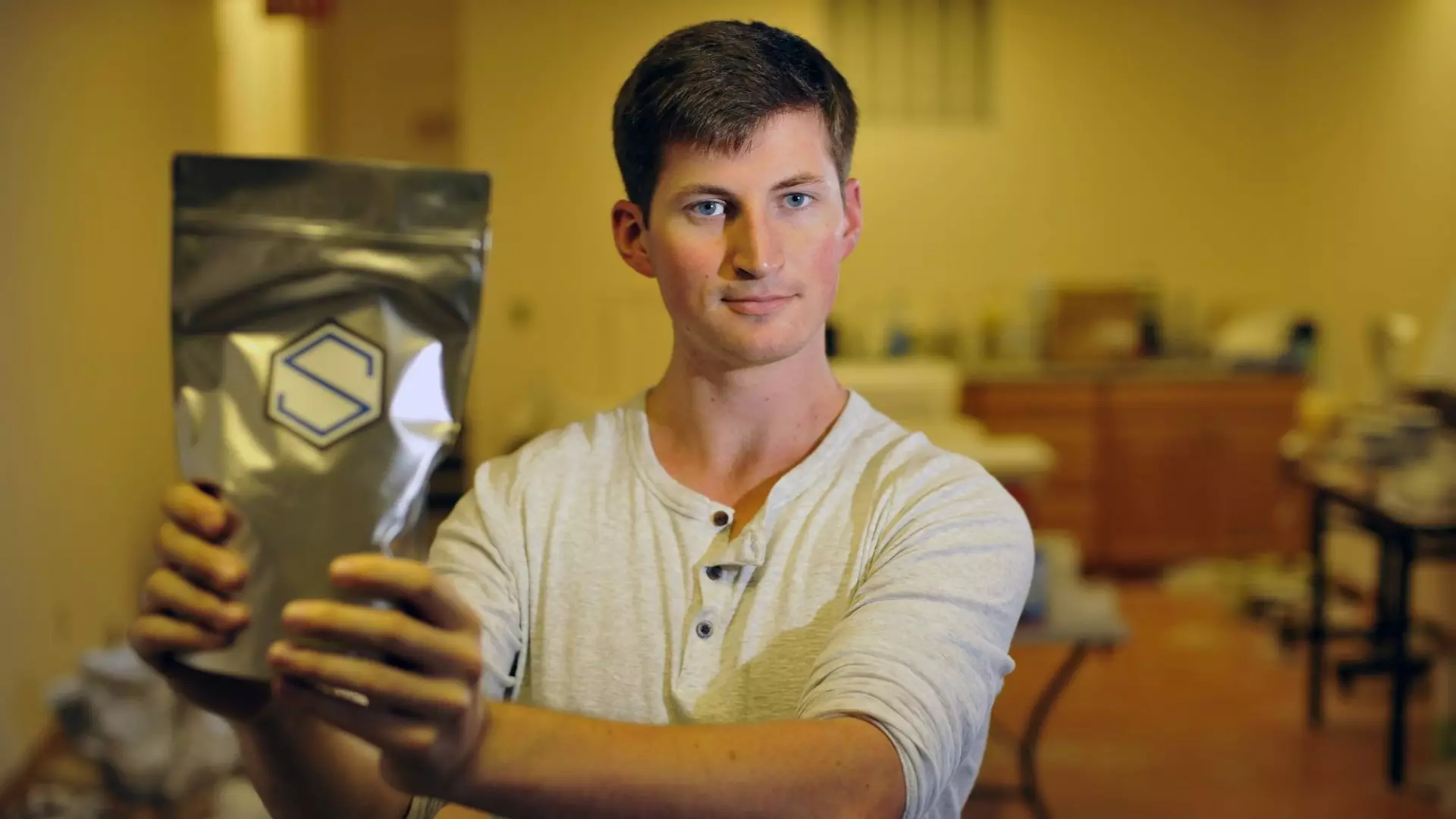 Rob Rhinehart ผู้ก่อตั้งและ CEO ของ Soylent พร้อมผลิตภัณฑ์เสริมอาหารแบบผงรุ่นแรกของเขา