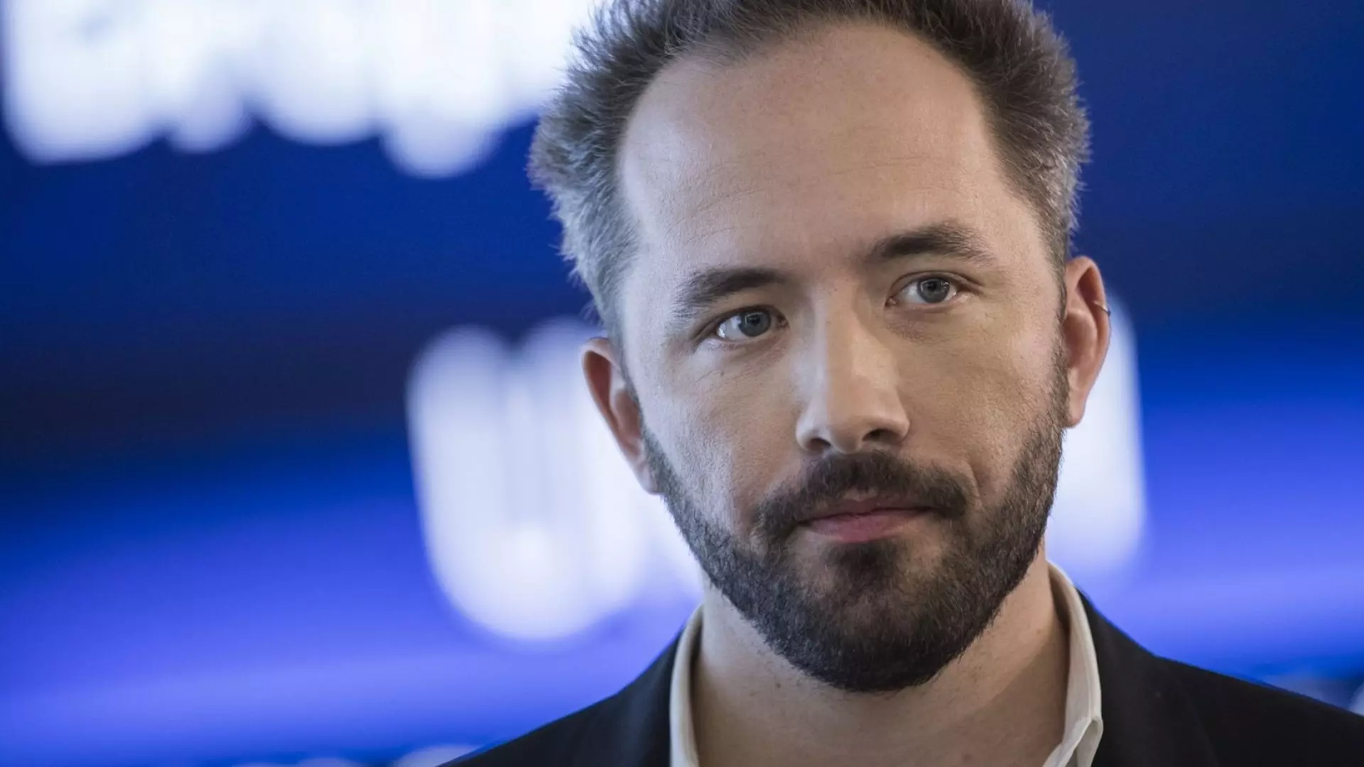 Forstjóri Dropbox, Drew Houston, fylgist með tölvuskjám þegar viðskipti hefjast með upphaflegu útboði Dropbox á Nasdaq MarketSite, 23. mars 2018 í New York borg.