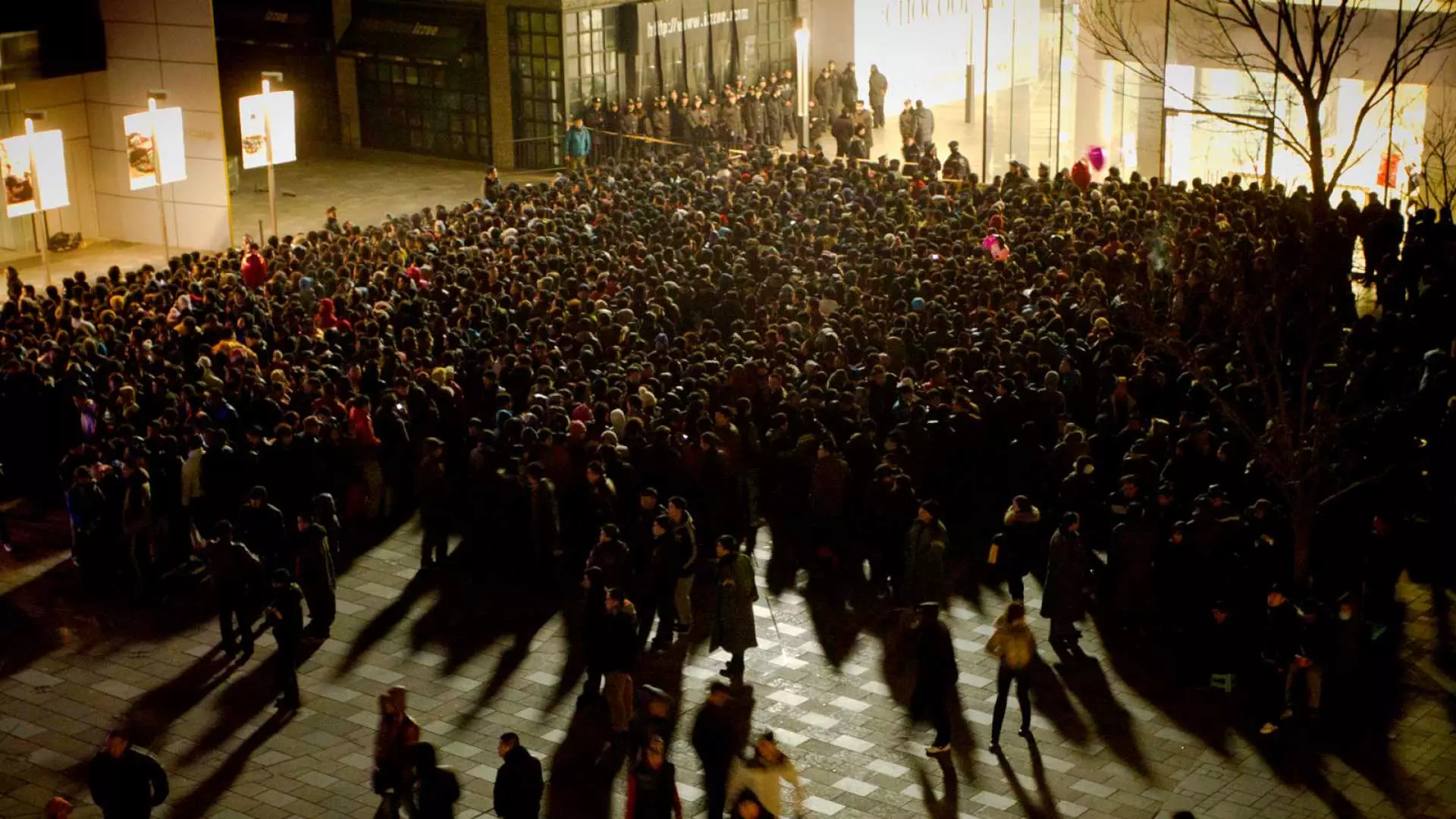 Rébuan konsumén Cina ngantri di luar toko Apple di distrik balanja Sanlitun kelas luhur di Beijing, di Beijing isuk-isuk tanggal 13 Januari 2012.