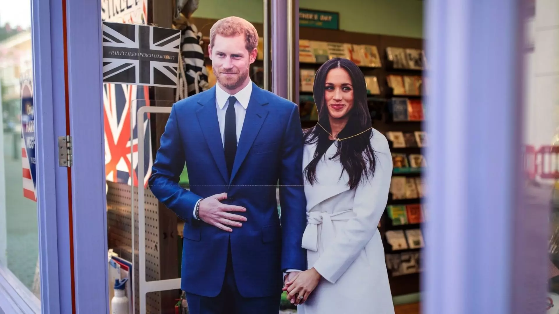 En utskärning i kartong av prins Harry och hans fästmö, den amerikanska skådespelerskan Meghan Markle, sitter utanför en kortaffär inför parets bröllop