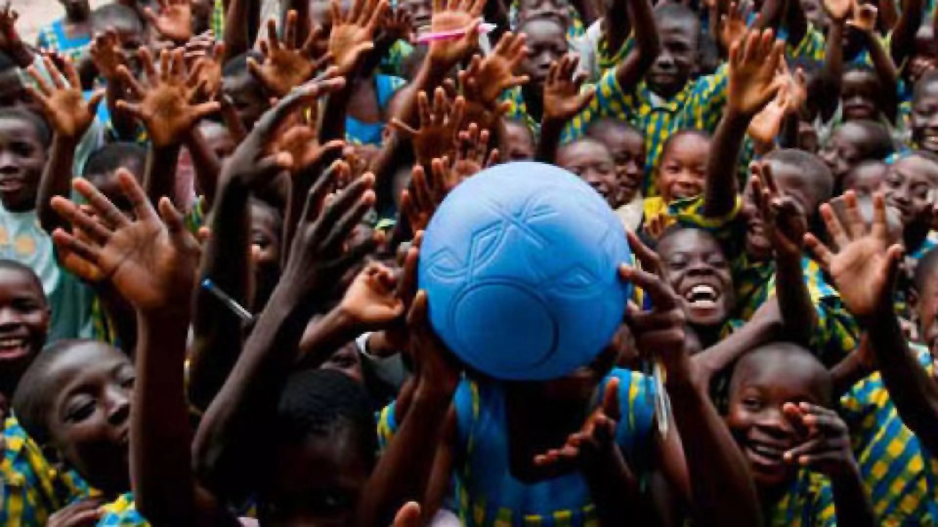Bola Tak Terkalahkan Membawa Kegembiraan bagi Anak-Anak (& Singa)
