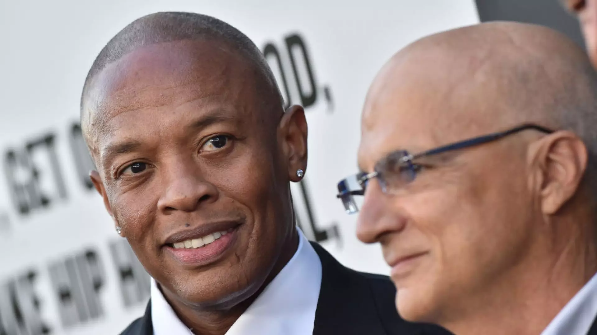 Rapa/mtayarishaji Dr. Dre na mtayarishaji Jimmy Iovine wawasili katika onyesho la kwanza la 'The Defiant Ones.'