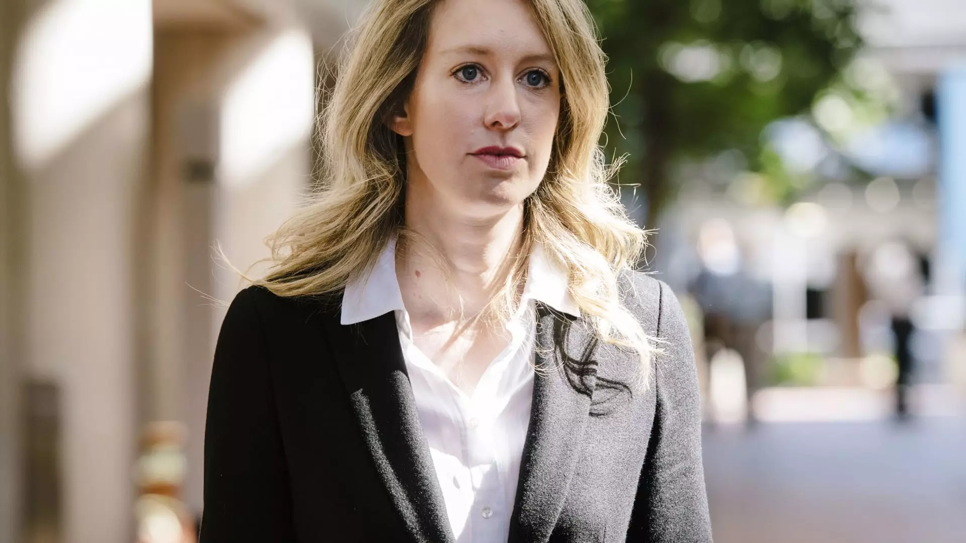 Elizabeth Holmes ។