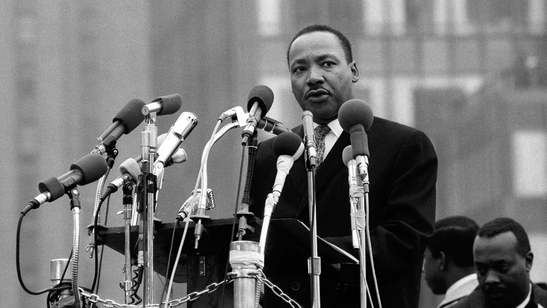مارتین لوتر کینگ جونیور در 15 آوریل 1967 با راهپیمایان صلح در نزدیکی سازمان ملل صحبت می کند.