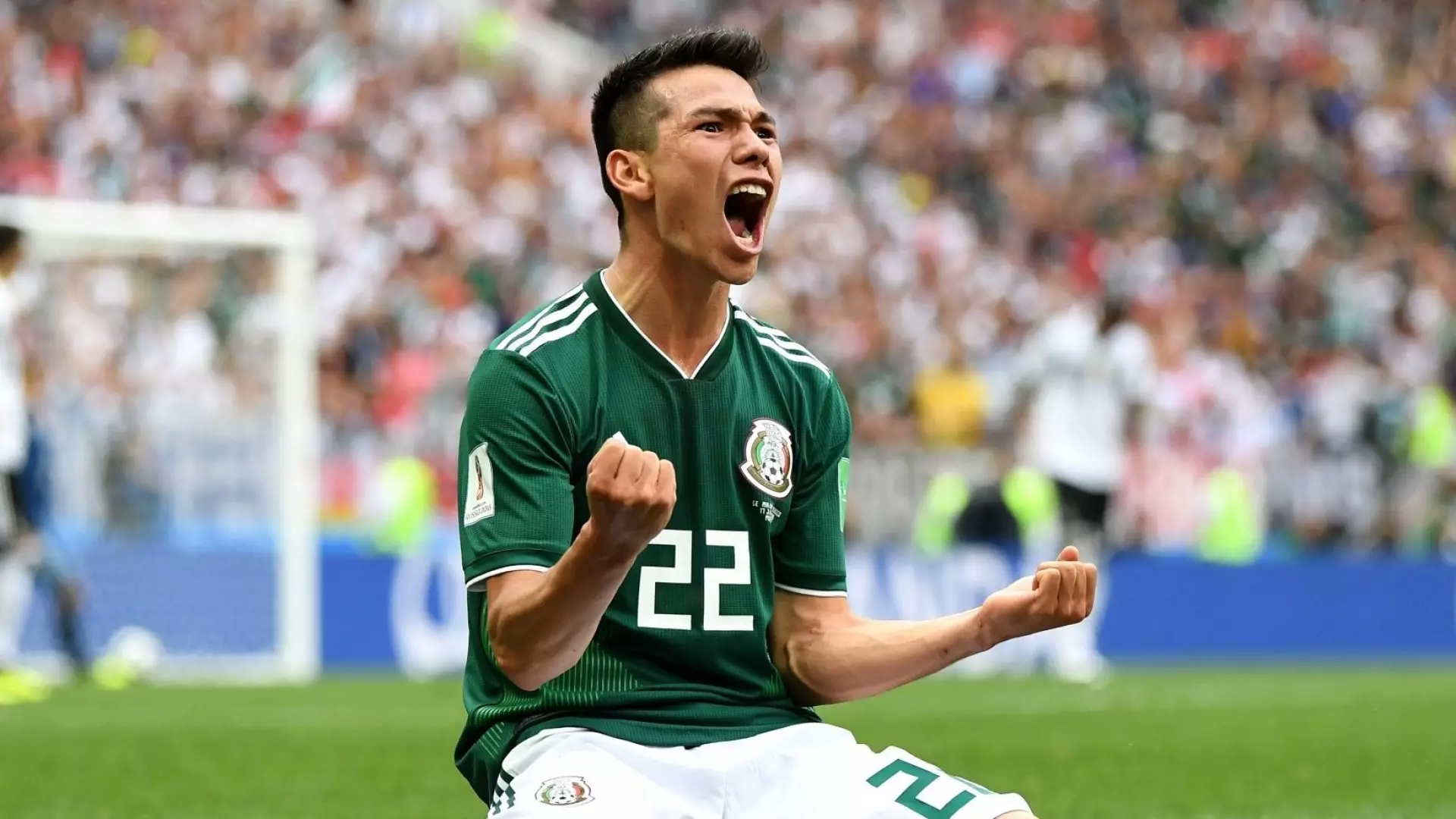 U-Hirving Lozano waseMexico ubhiyoza ngokutyibilika ngamadolo emva kokufaka inqaku leqela lakhe lokuqala ngexesha lomdlalo we-2018 FIFA yeNdebe yeHlabathi yaseRussia yeqela F phakathi kweJamani kunye neMexico eLuzhniki Stadium ngoJuni 17, 2018.