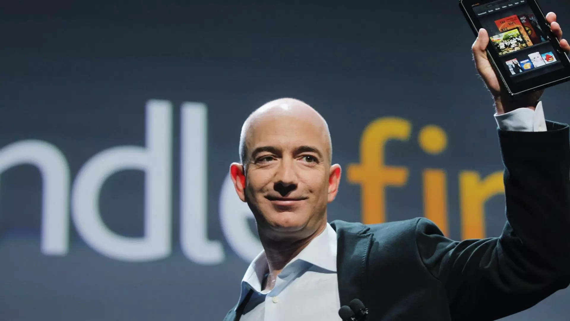 Chruthaigh Jeff Bezos straitéis fáis a rinne Amazon isteach i mbranda il-billiún dollar.