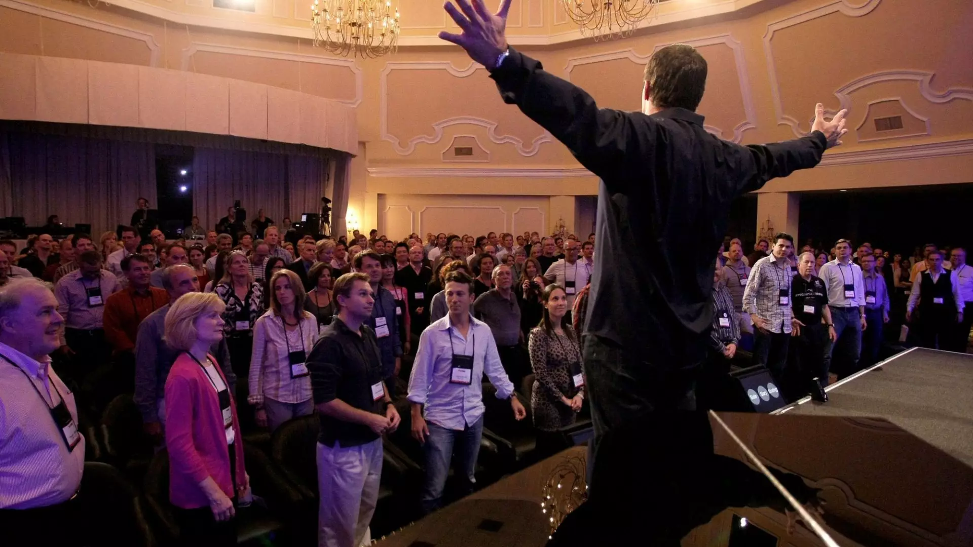 7 Cara Ngajaga Pamirsa Anjeun Aktipkeun Tony Robbins-Style