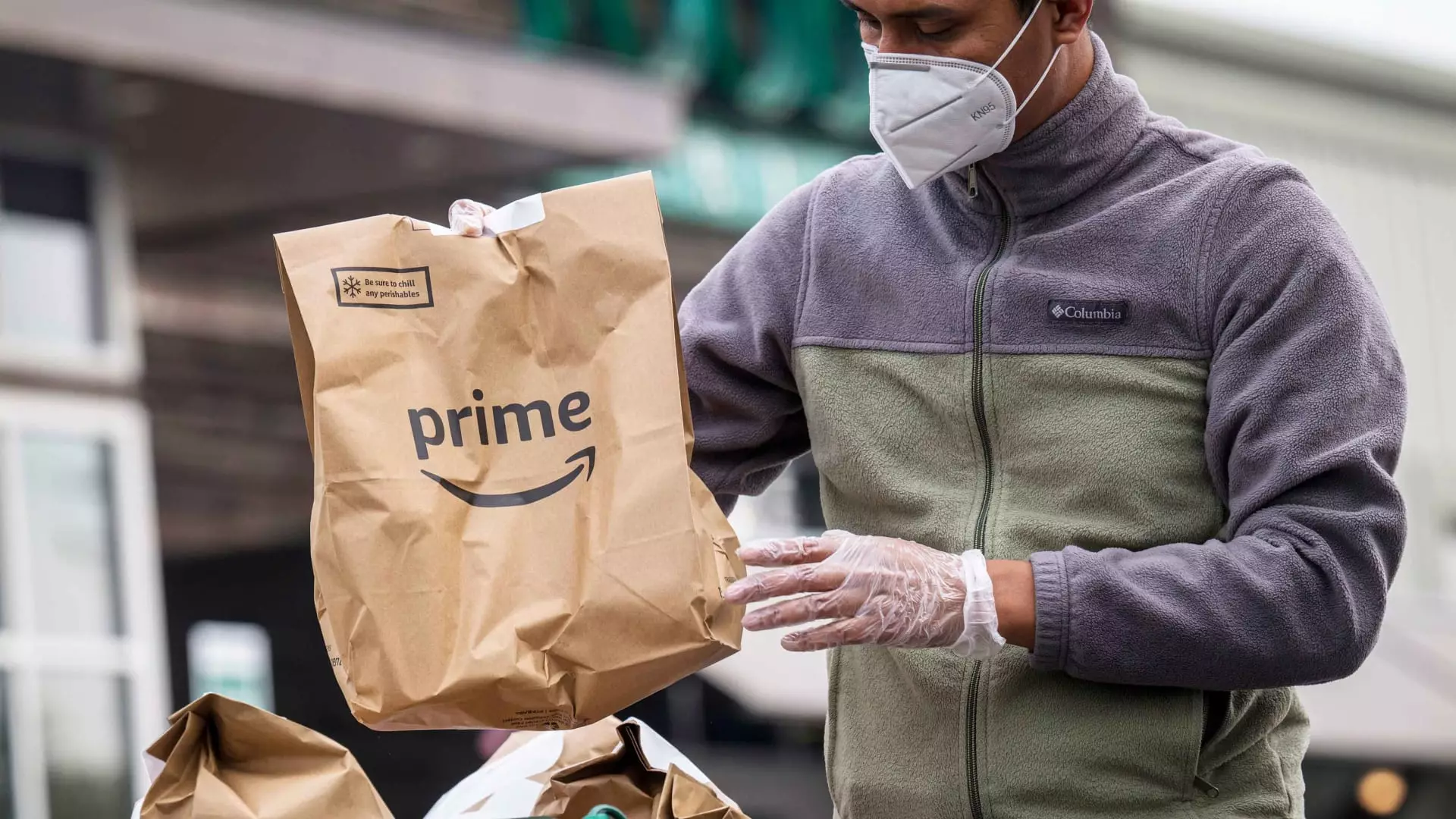Un contratista independente carga bolsas de comestibles de Amazon Prime nun coche fóra dun Whole Foods Market en Berkeley, California.