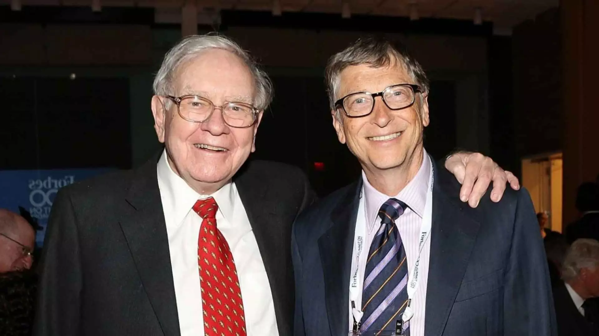 Warren Buffett saam met sy vriend Bill Gates, wat hy in 2016 beter verdien het.