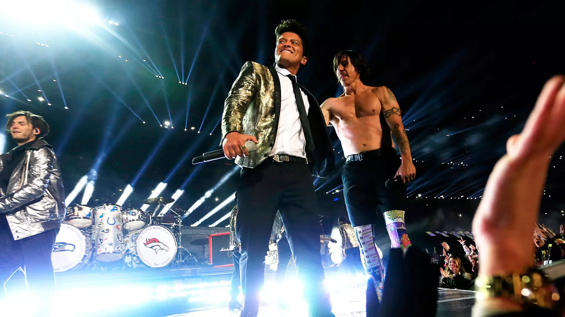 Bruno Mars e Anthony Kiedis do Red Hot Chili Peppers se apresentam durante o Pepsi Super Bowl XLVIII Halftime Show no MetLife Stadium.