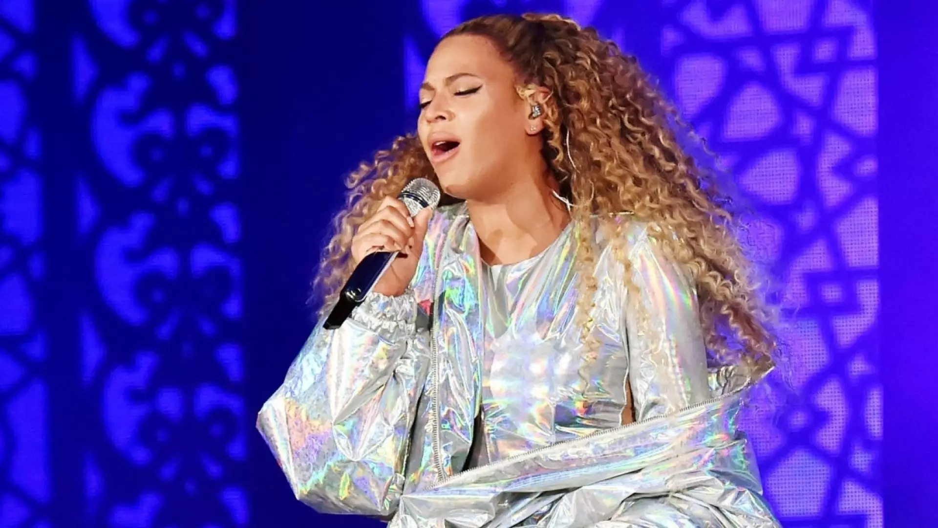 Beyoncé se apresenta no palco durante a abertura da turnê 'On the Run II' no Principado Stadium em 6 de junho de 2018