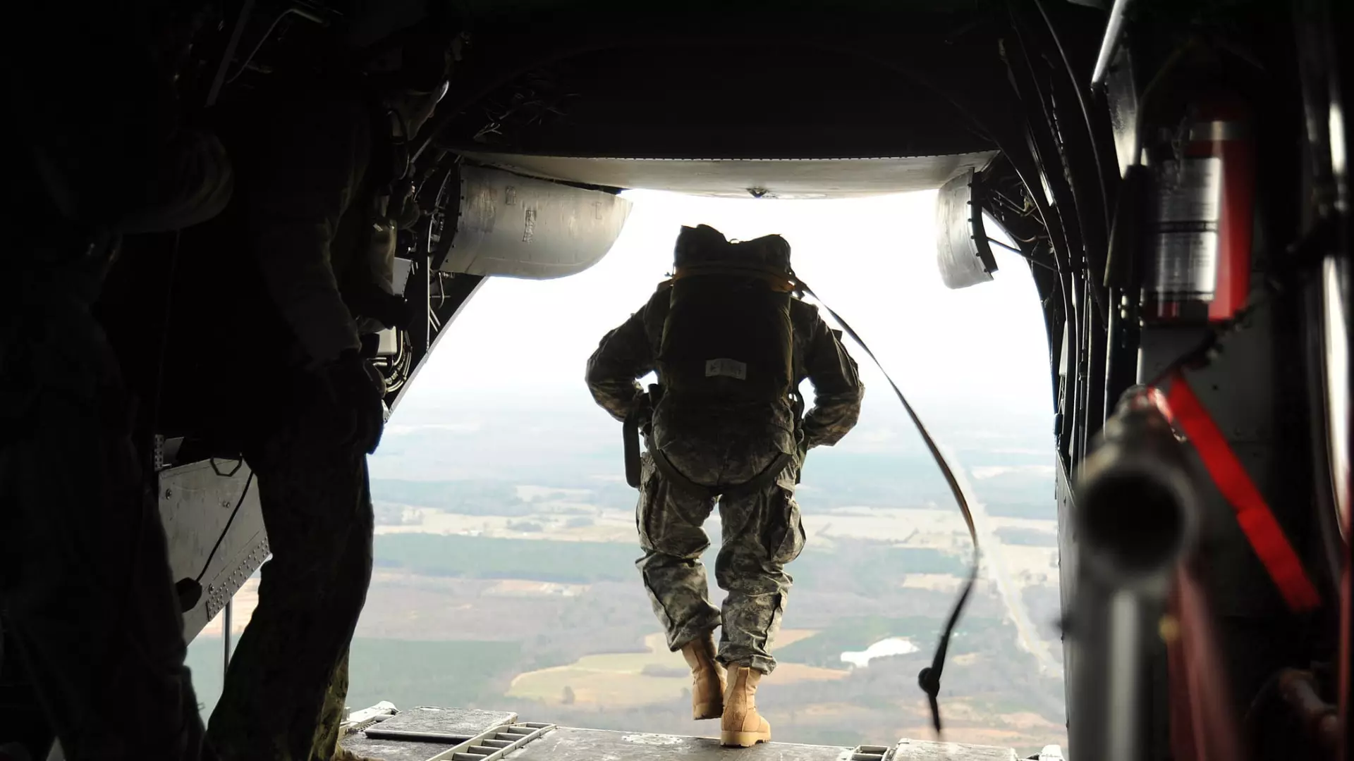 نیوی سیلز فورٹ پکیٹ کے قریب تربیت کے دوران CH-46E سی نائٹ ہیلی کاپٹر سے چھلانگ لگا رہے ہیں۔
