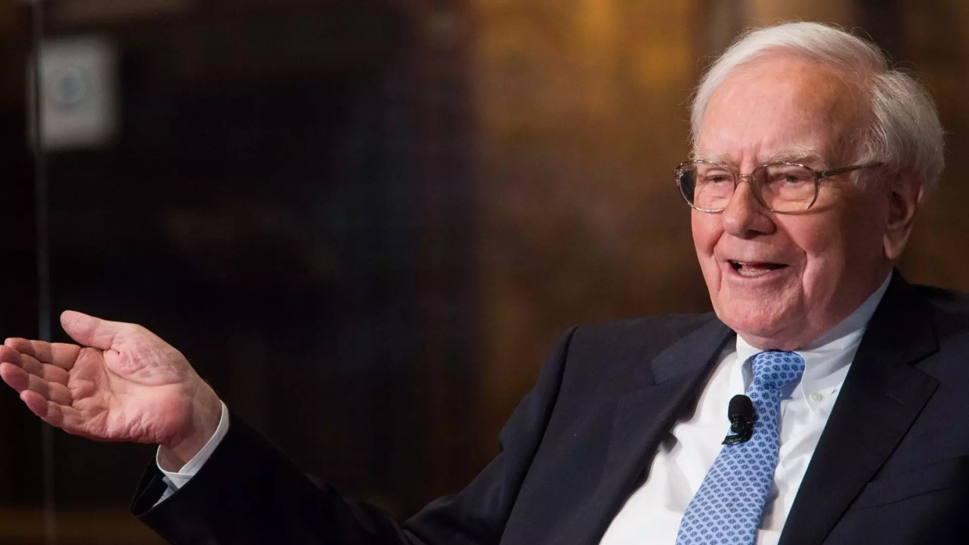 Warren Buffett, molula-setulo oa boto le CEO oa Berkshire Hathaway,