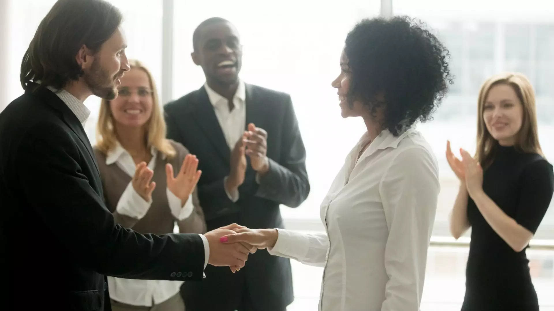 Comunicații interne: 5 moduri creative de a celebra realizările angajaților