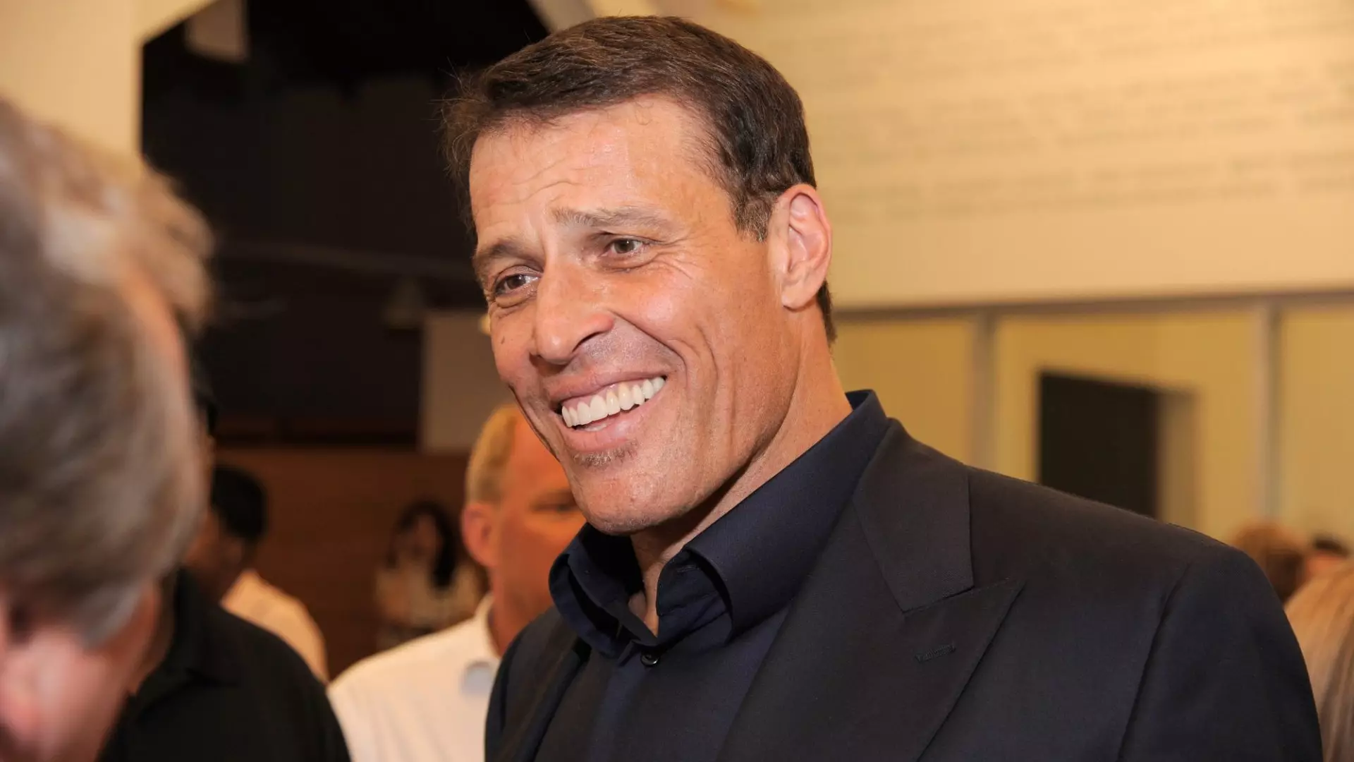 Tony Robbins ferklearret hoe't in 2 millimeter shift jo bedriuw kin meitsje of brekke