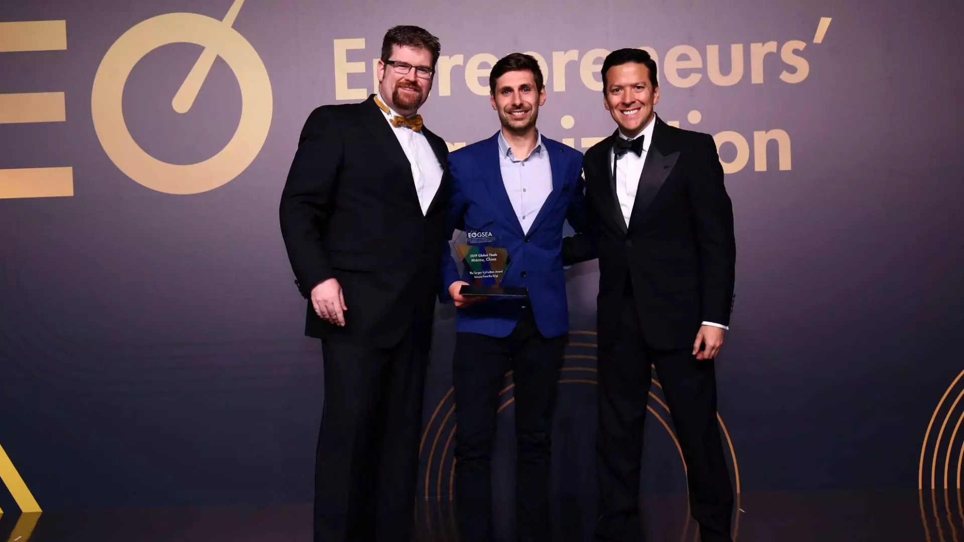 Fabian Lindner (กลาง) คว้ารางวัล Lessons From the Edge ในงานประกาศรางวัล 2019 Entrepreneurs' Organisation Global Student Entrepreneur